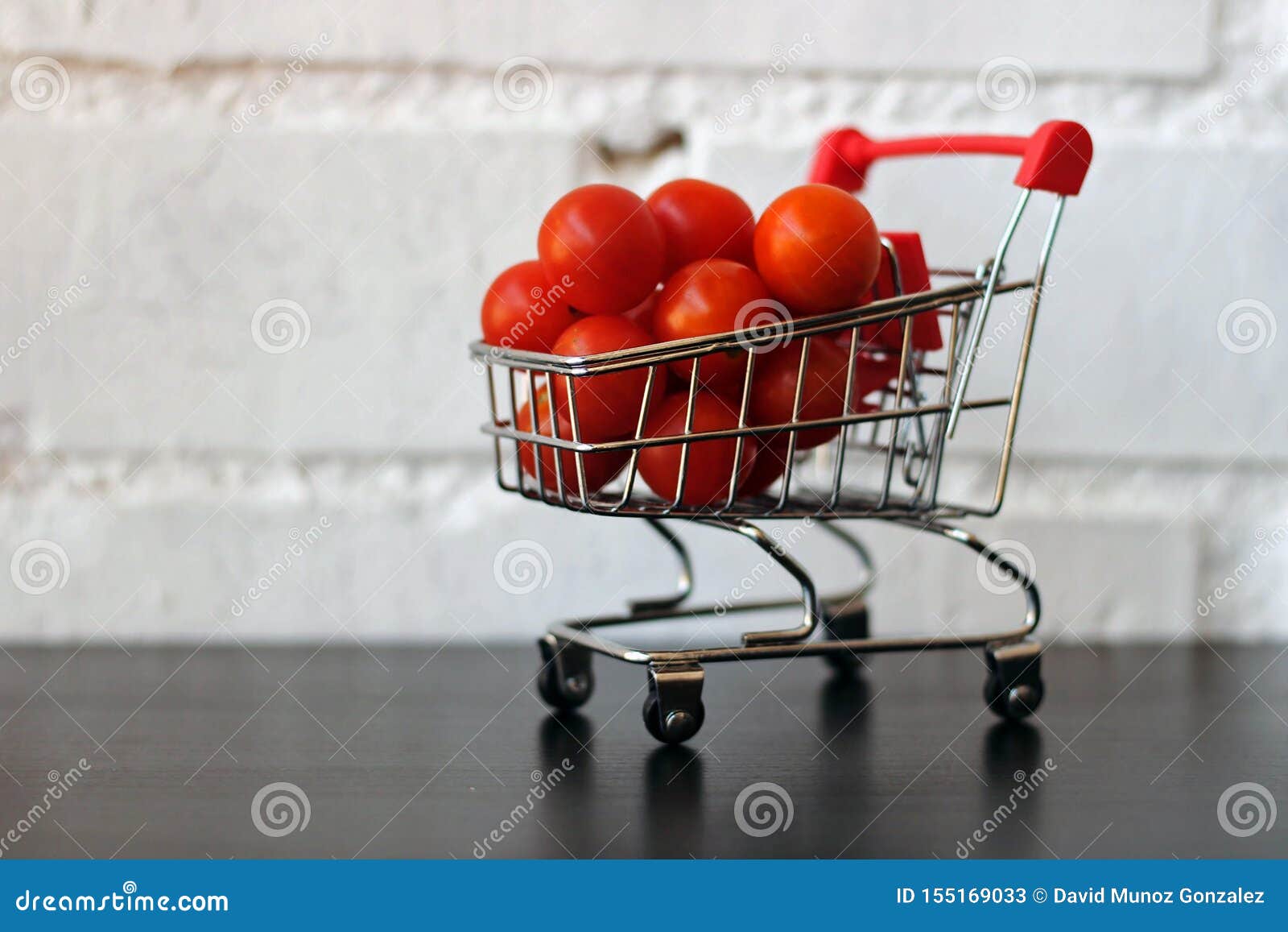 Caddie Avec Des Tomates-cerises Image stock - Image du tomate ...