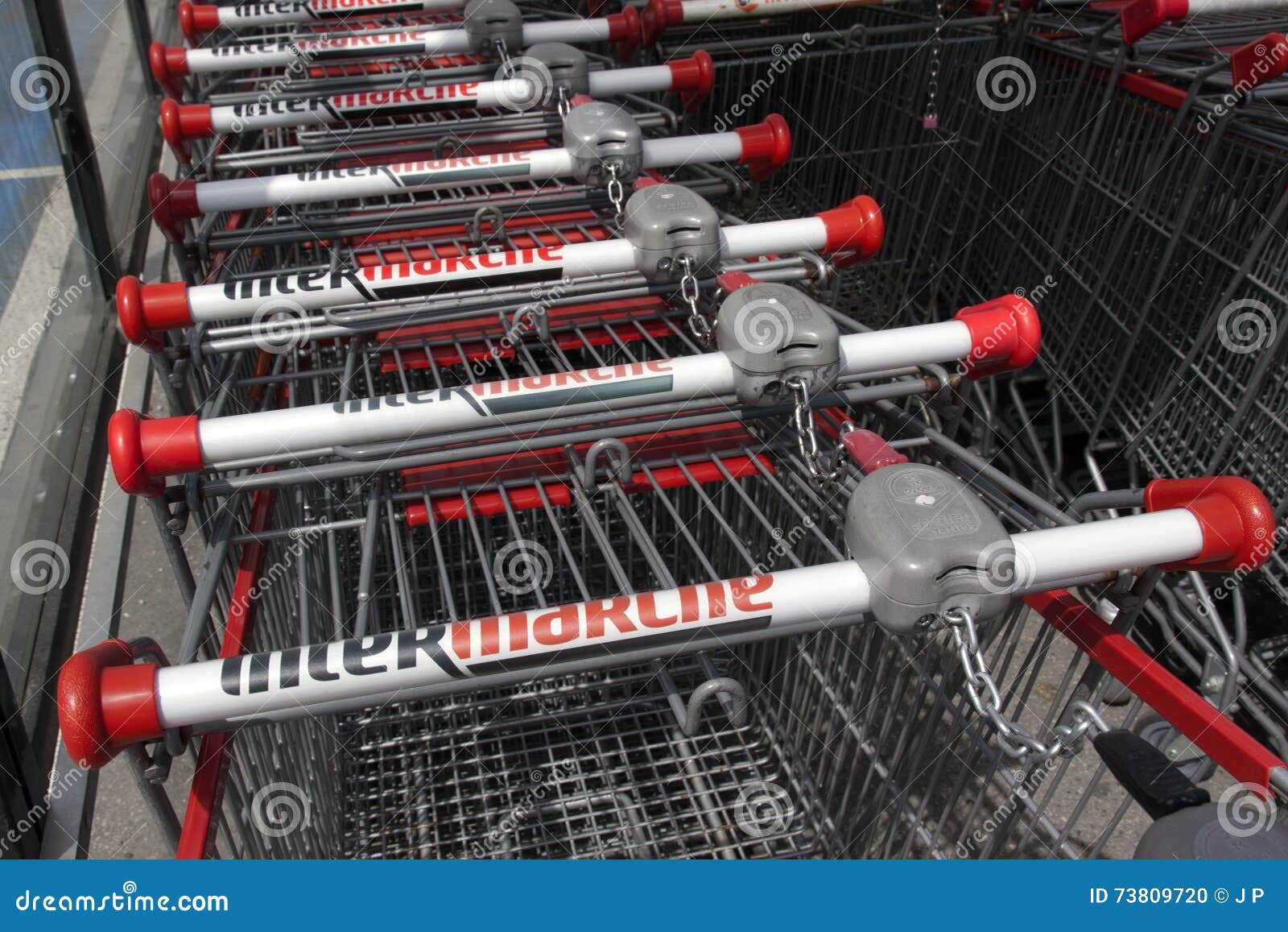 Caddies D'Intermarche Dans Des Frances De Paris Image éditorial - Image ...