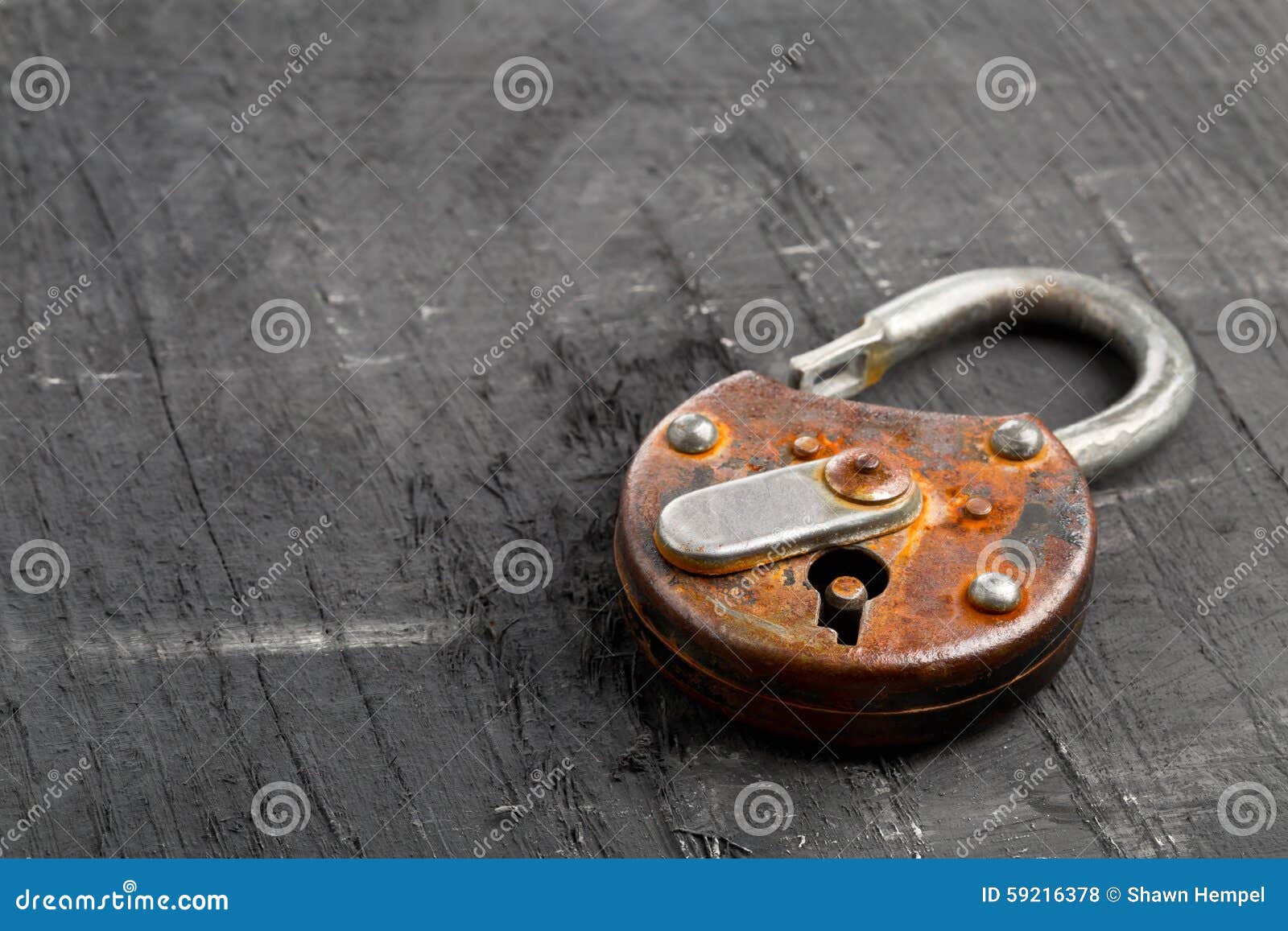 Cadeado Antigo Aberto No Preto Foto de Stock - Imagem de fechamento ...