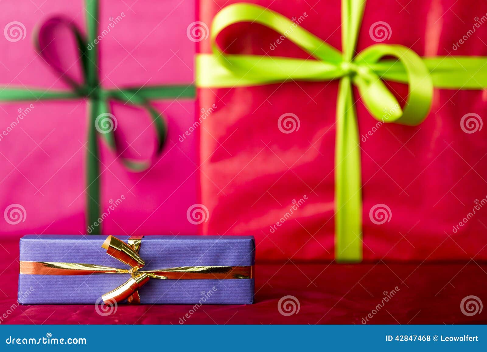 Cadeau Bleu Avec Le Bowknot D'or Photo stock - Image du boucle, fond ...