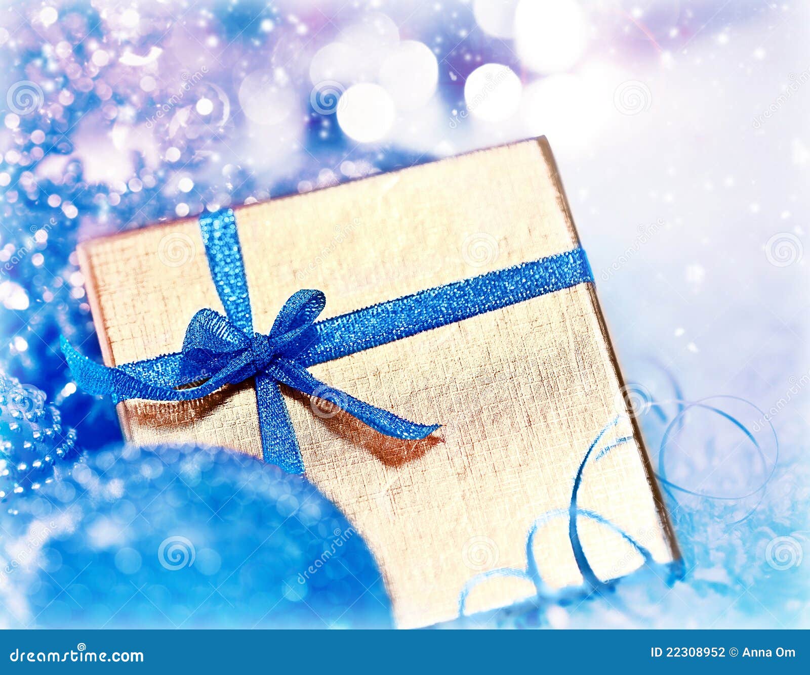 Cadeau Bleu D'or De Noël Avec Des Babioles Photographie stock - Image ...