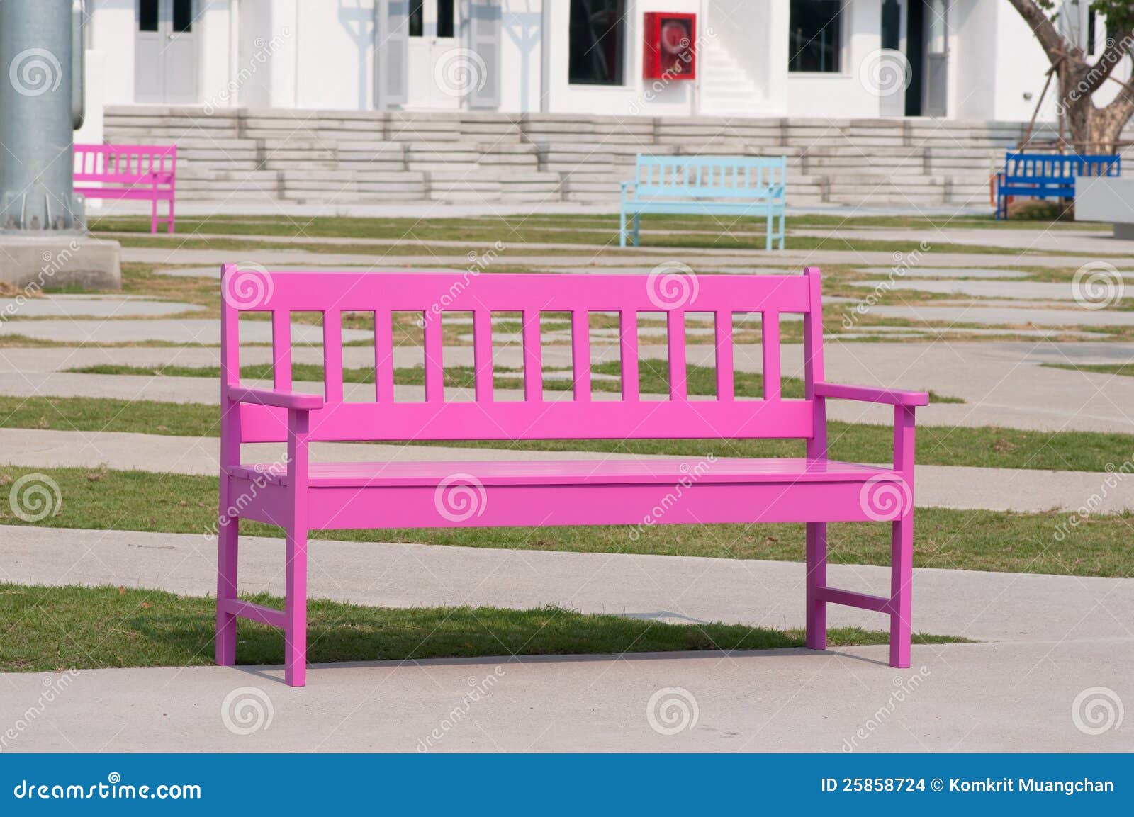 Cadeira cor-de-rosa da rua foto de stock. Imagem de cadeira - 25858724