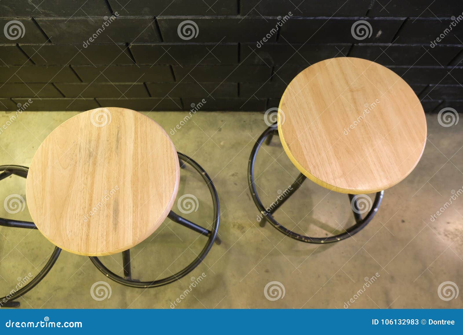 Cadeira Da Madeira Da Forma Arredondada Imagem de Stock - Imagem de ... Cadeira Da Madeira Da Forma Arredondada Imagem de Stock - Imagem de ...