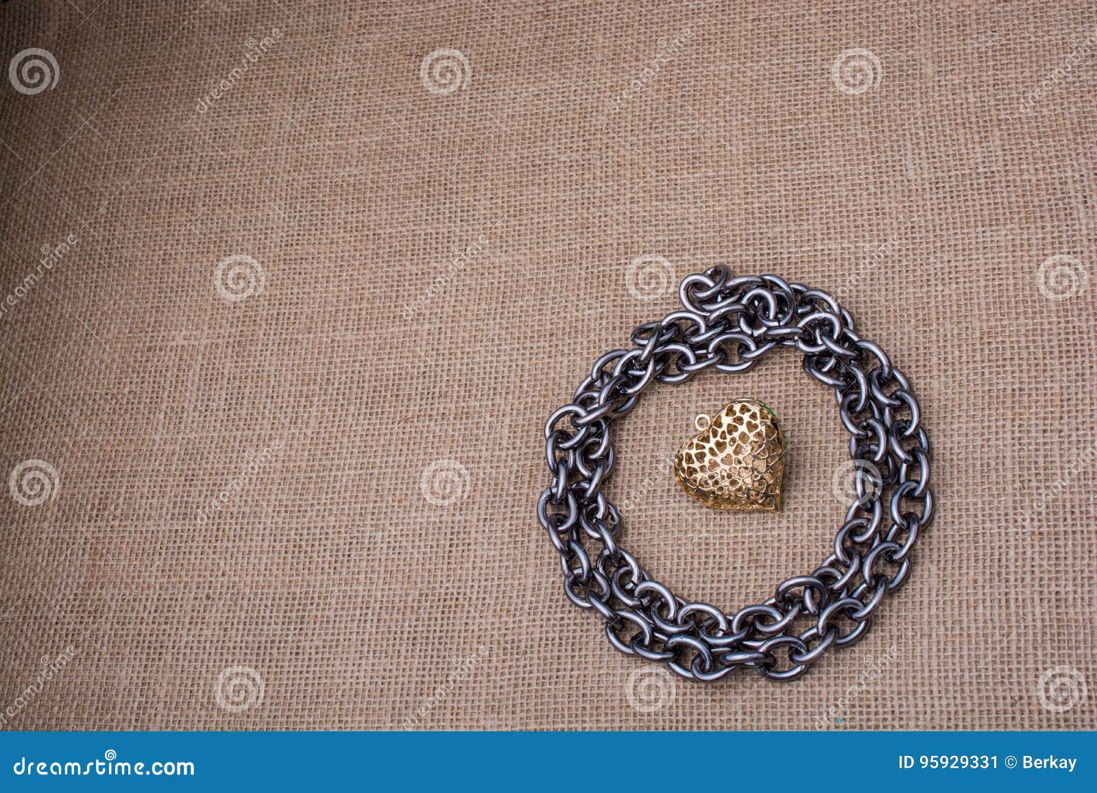 Cadena Alrededor De Un Objeto En Forma De Corazón Imagen de archivo ...