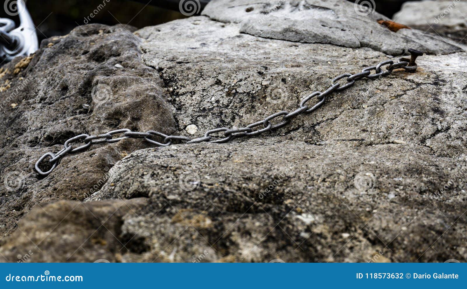 Cadena clavada en la roca foto de archivo. Imagen de textura - 118573632