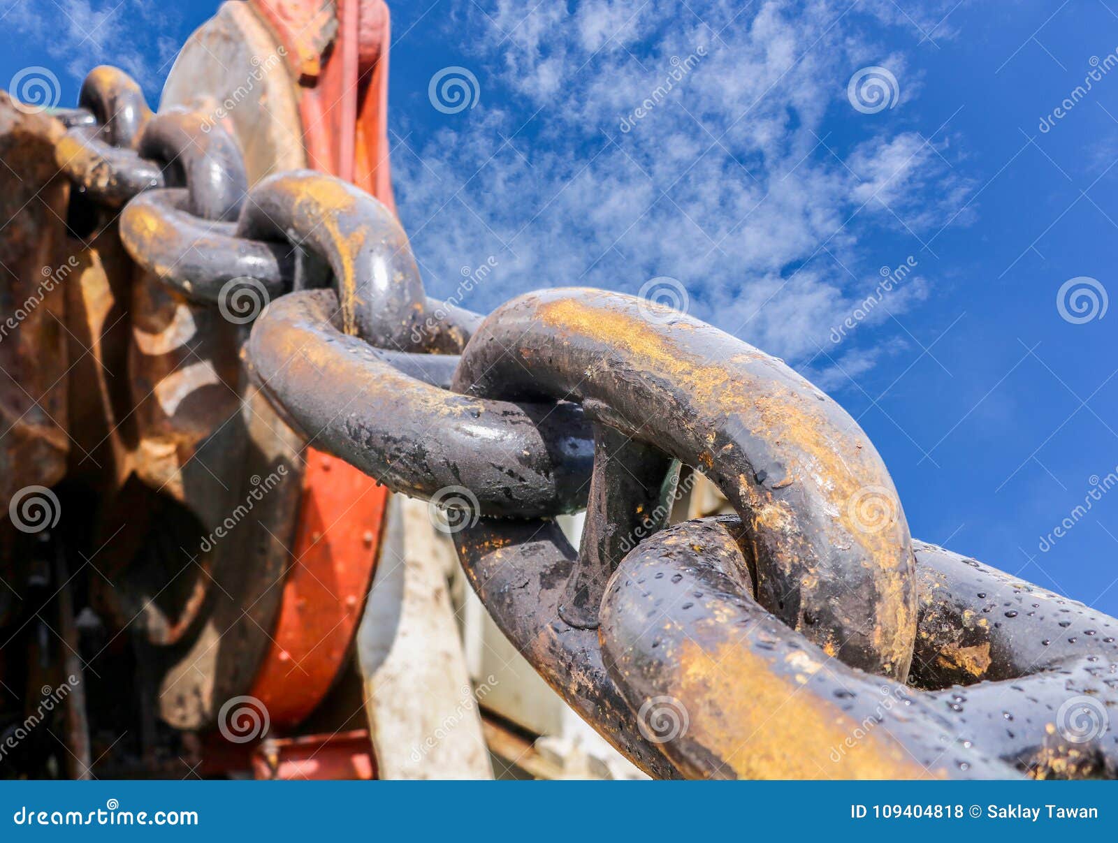 Cadena De Ancla Grande Con El Torno Del Amarre Foto de archivo - Imagen ...