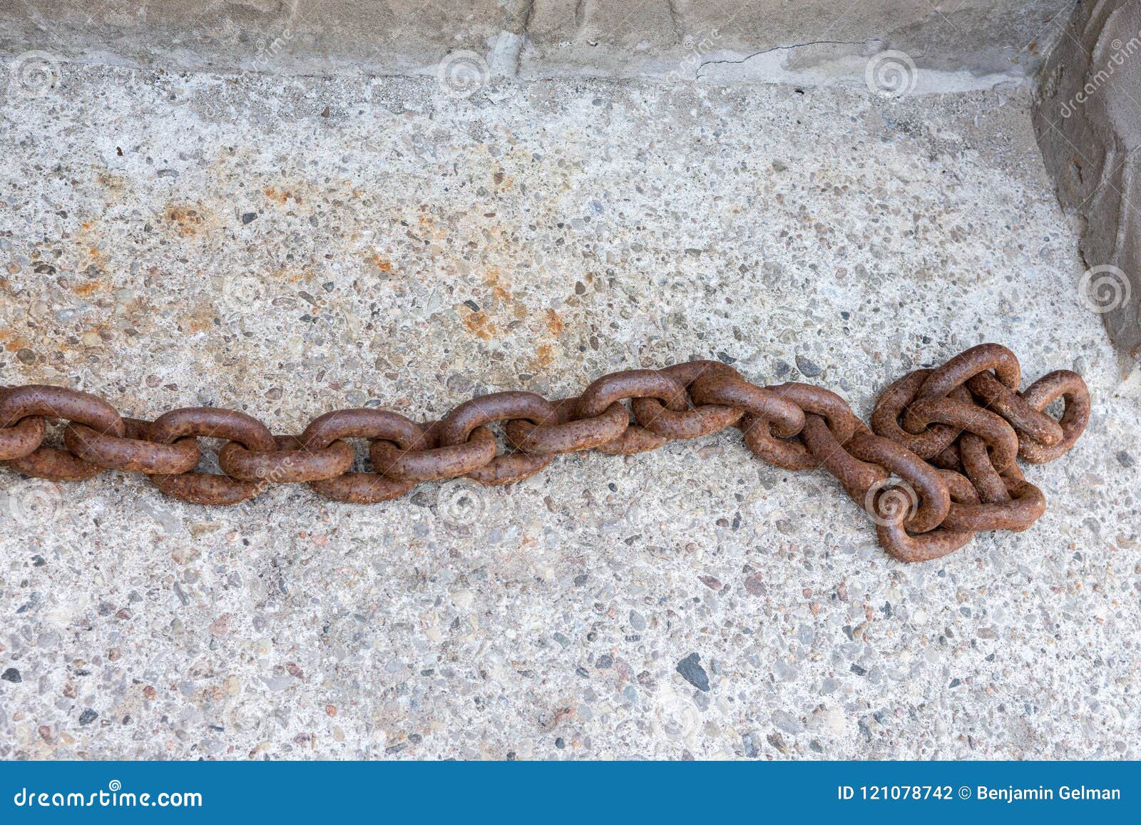 Cadena Oxidada En El Piso Concreto Foto de archivo - Imagen de metal ...