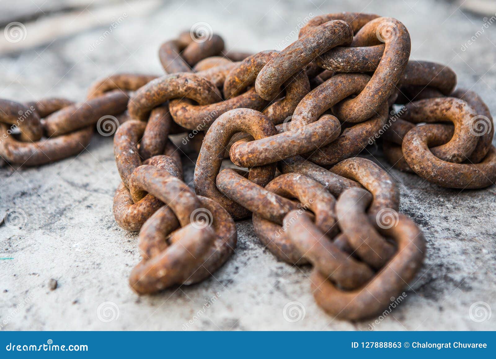 Cadena Oxidada En El Piso Concreto Imagen de archivo - Imagen de ...
