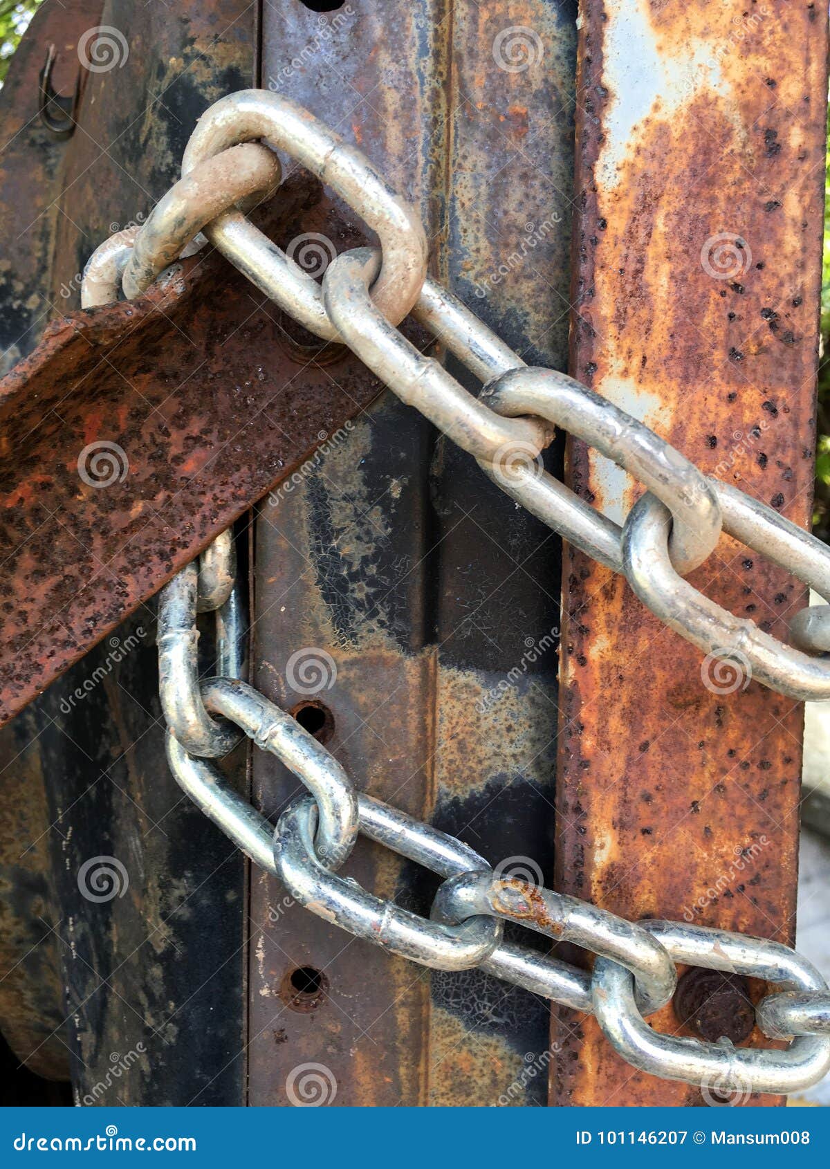 Cadena Oxidada En Los Posts Del Hierro Imagen de archivo - Imagen de ...