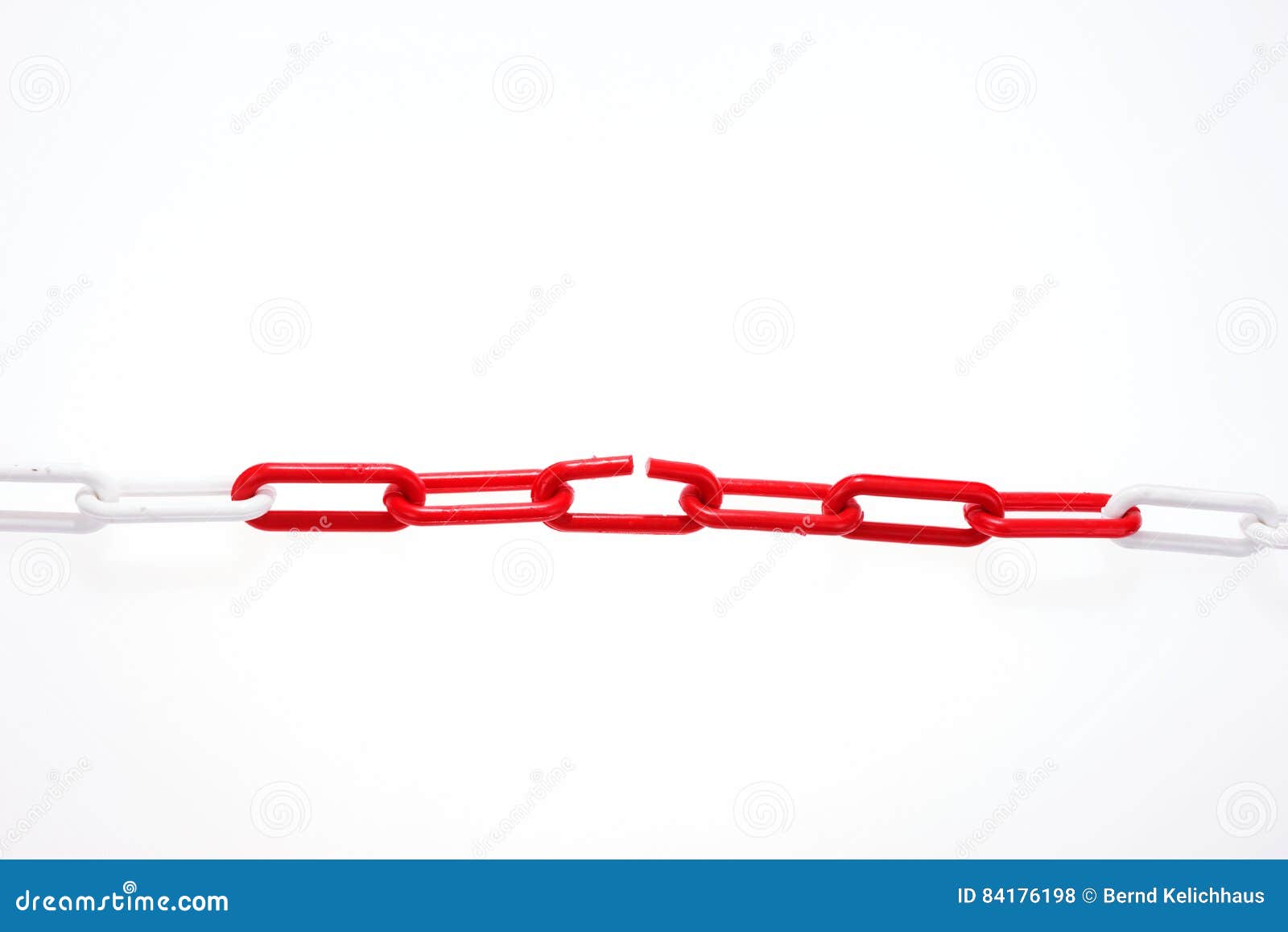 Cadena Roja Con El Elemento Quebrado En Blanco Foto de archivo - Imagen ...