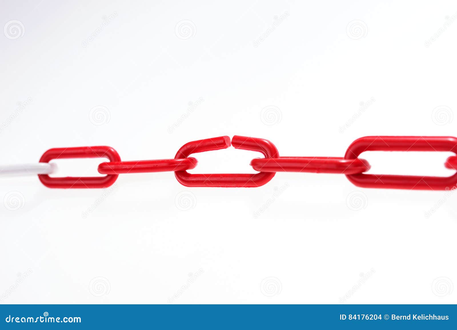 Cadena Roja Con El Elemento Quebrado En Blanco Foto de archivo - Imagen ...