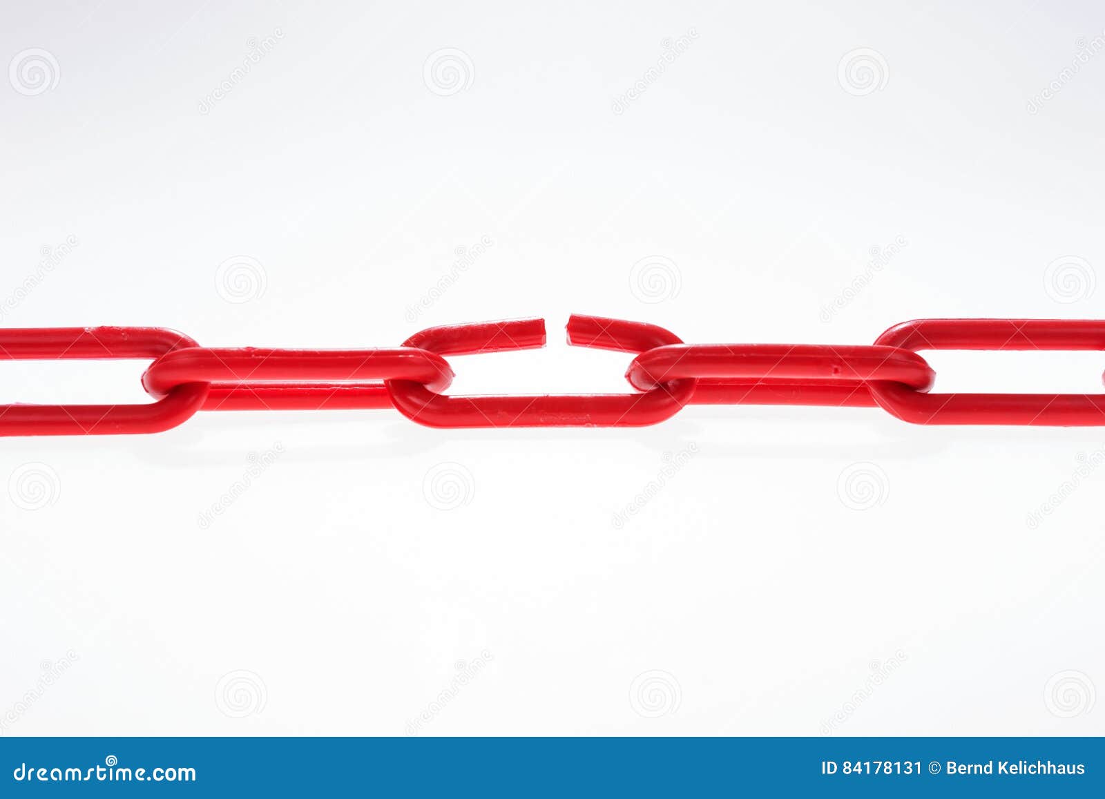 Cadena Roja Con El Elemento Quebrado En Blanco Imagen de archivo ...