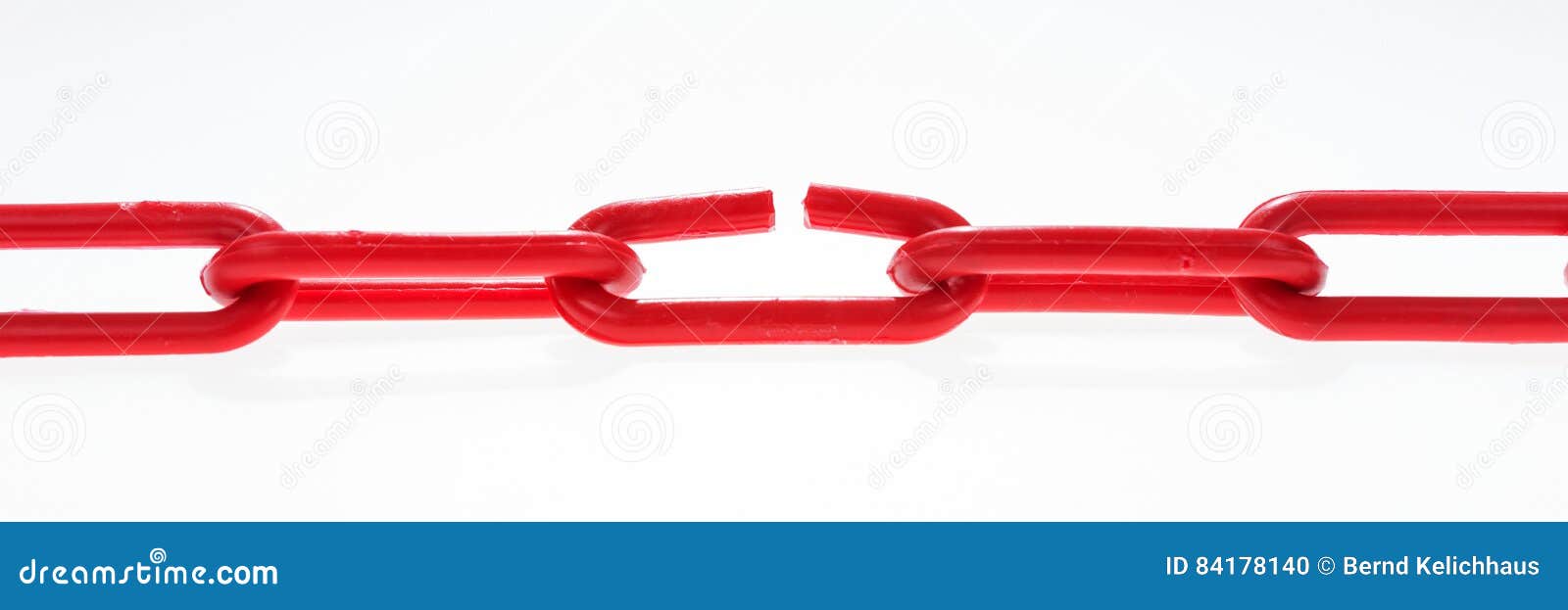 Cadena Roja Con El Elemento Quebrado En Blanco Foto de archivo - Imagen ...