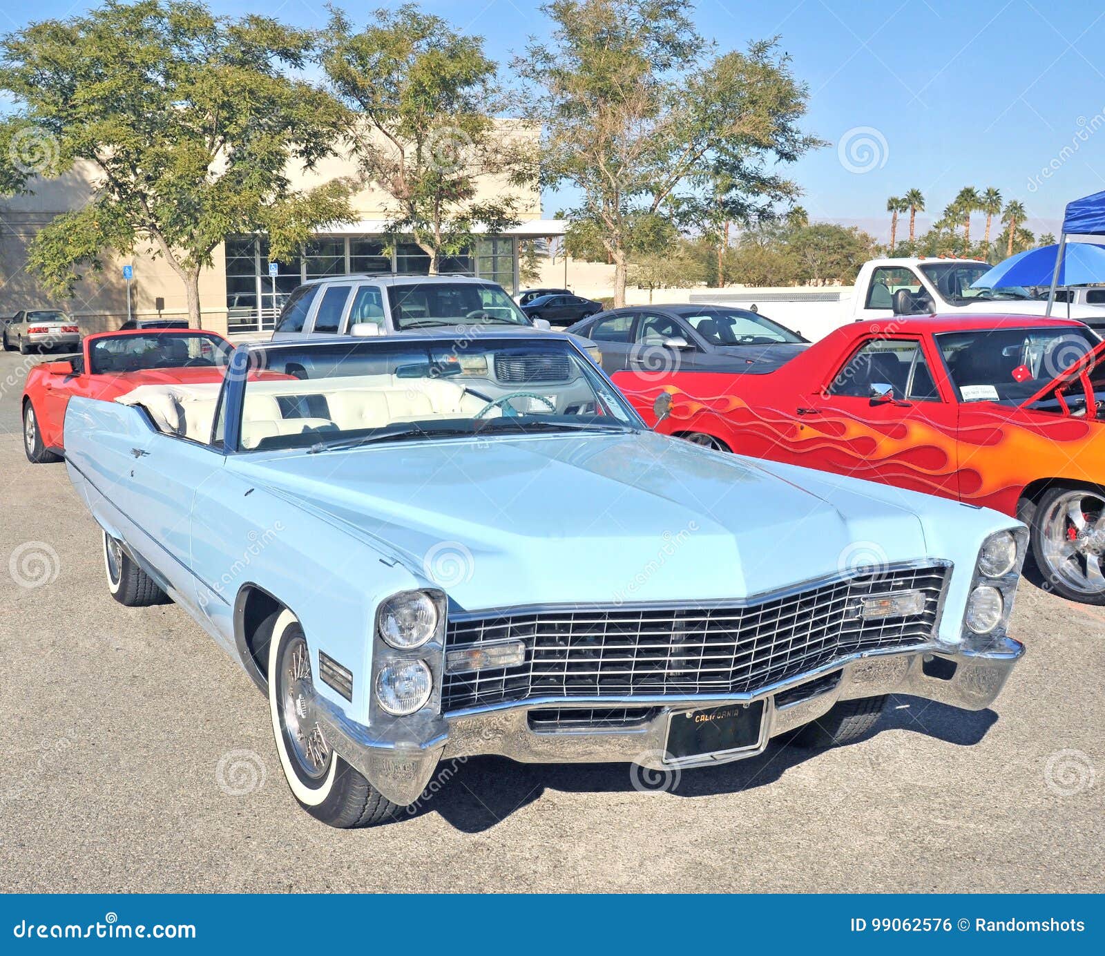 Cadillac Convertrible photo éditorial. Image du voiture - 99062576