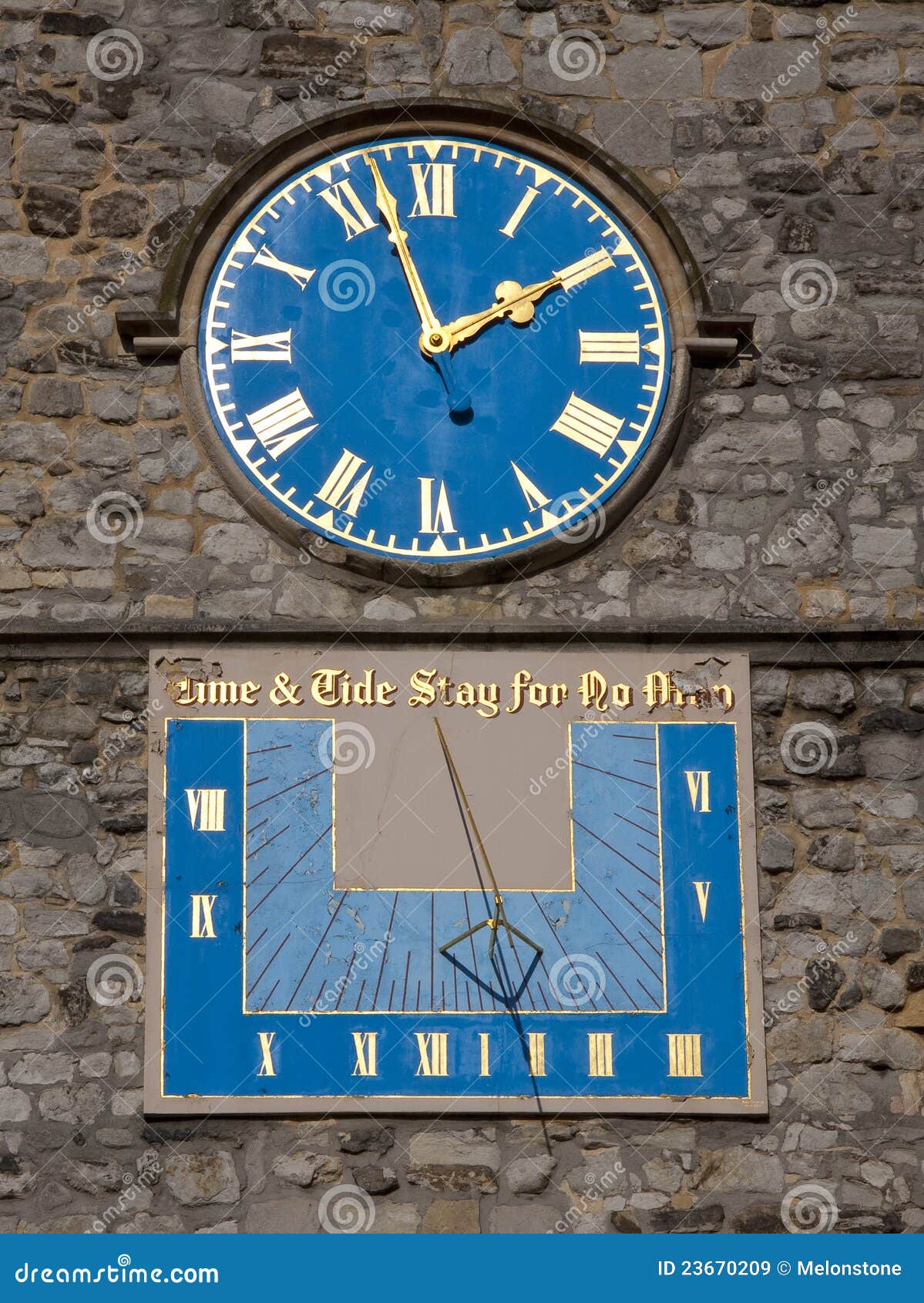 Cadran solaire et horloge image stock. Image du décoratif - 23670209