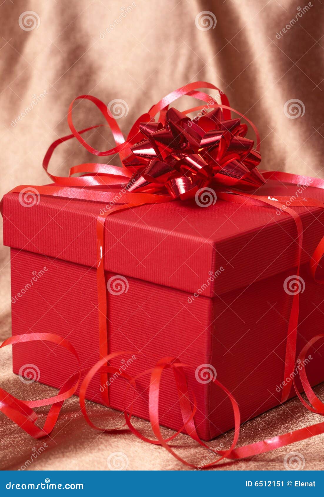 Cadre De Cadeau Rouge Avec Des Proues Image stock - Image du paquet ...