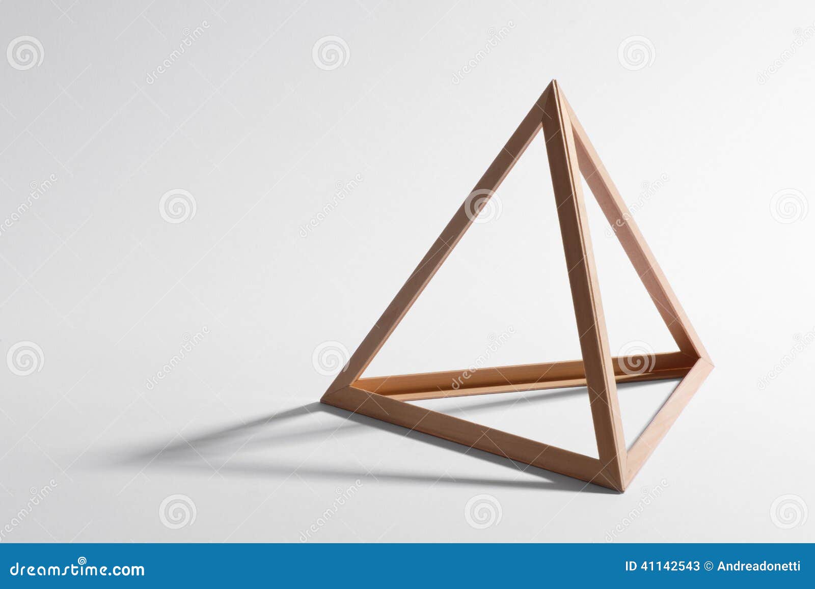 Cadre triangulaire en bois image stock. Image du côtés - 41142543