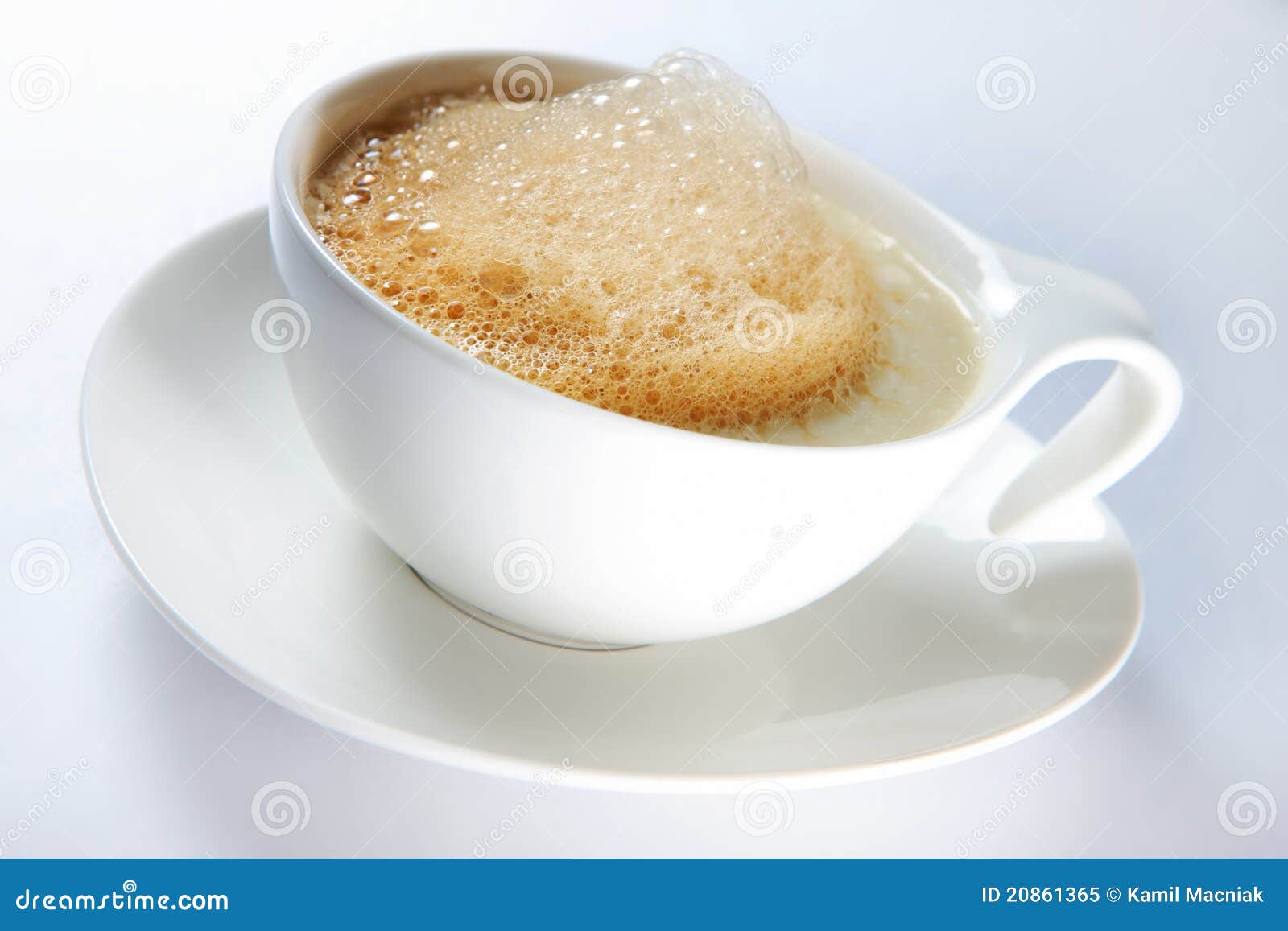 Café caliente con espuma imagen de archivo. Imagen de caliente - 20861365