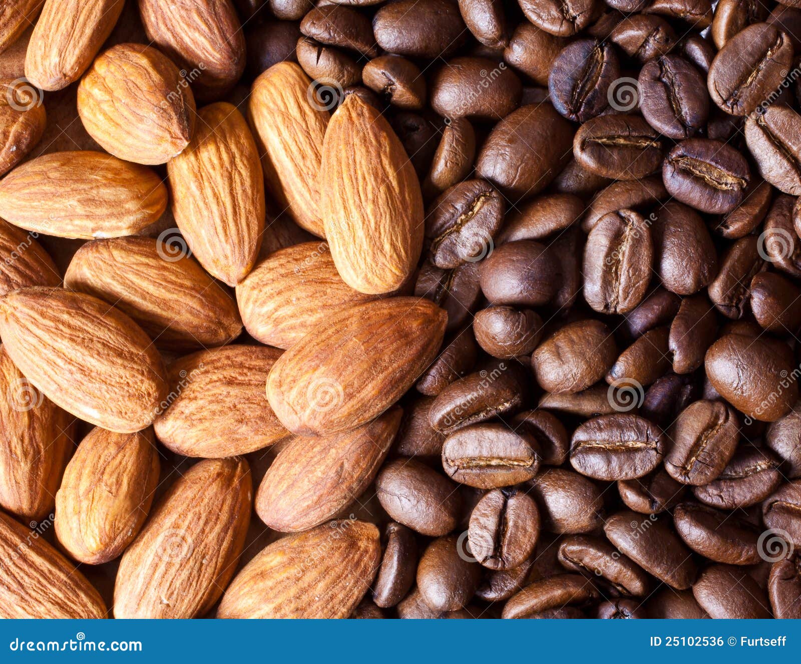 Café con las almendras foto de archivo. Imagen de fondo - 25102536