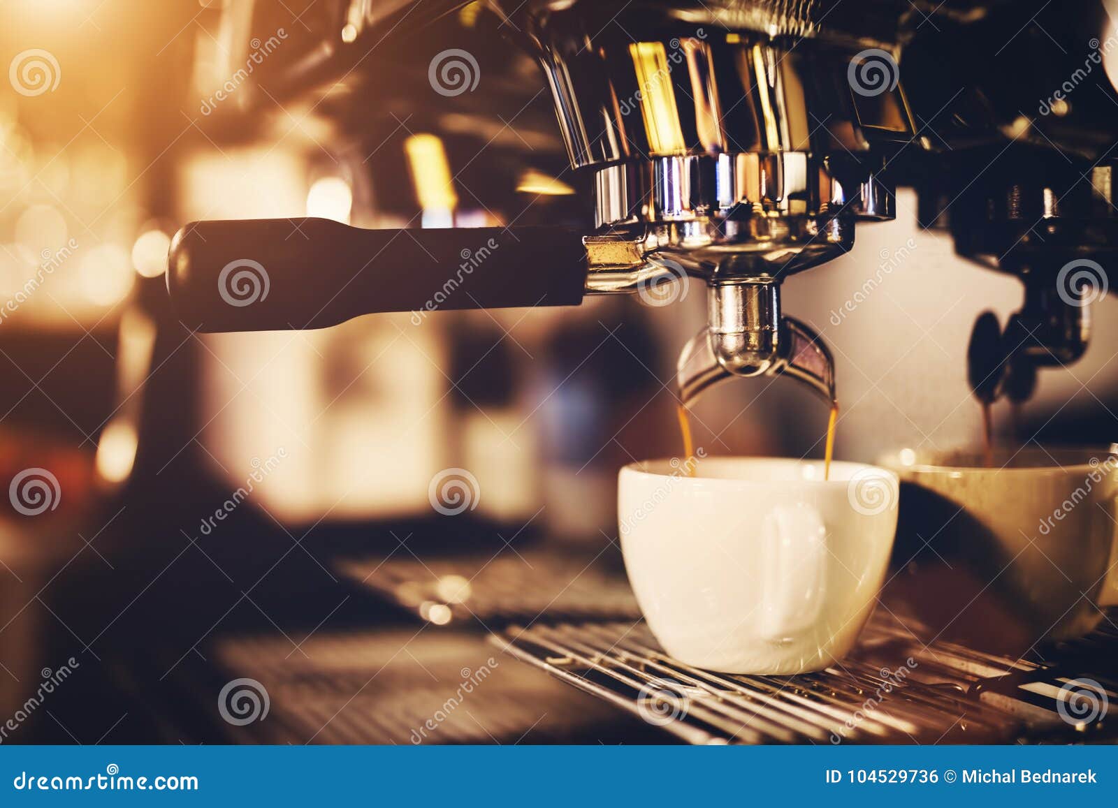 Café De Colada De La Cafetera En Una Taza Foto de archivo - Imagen de ...