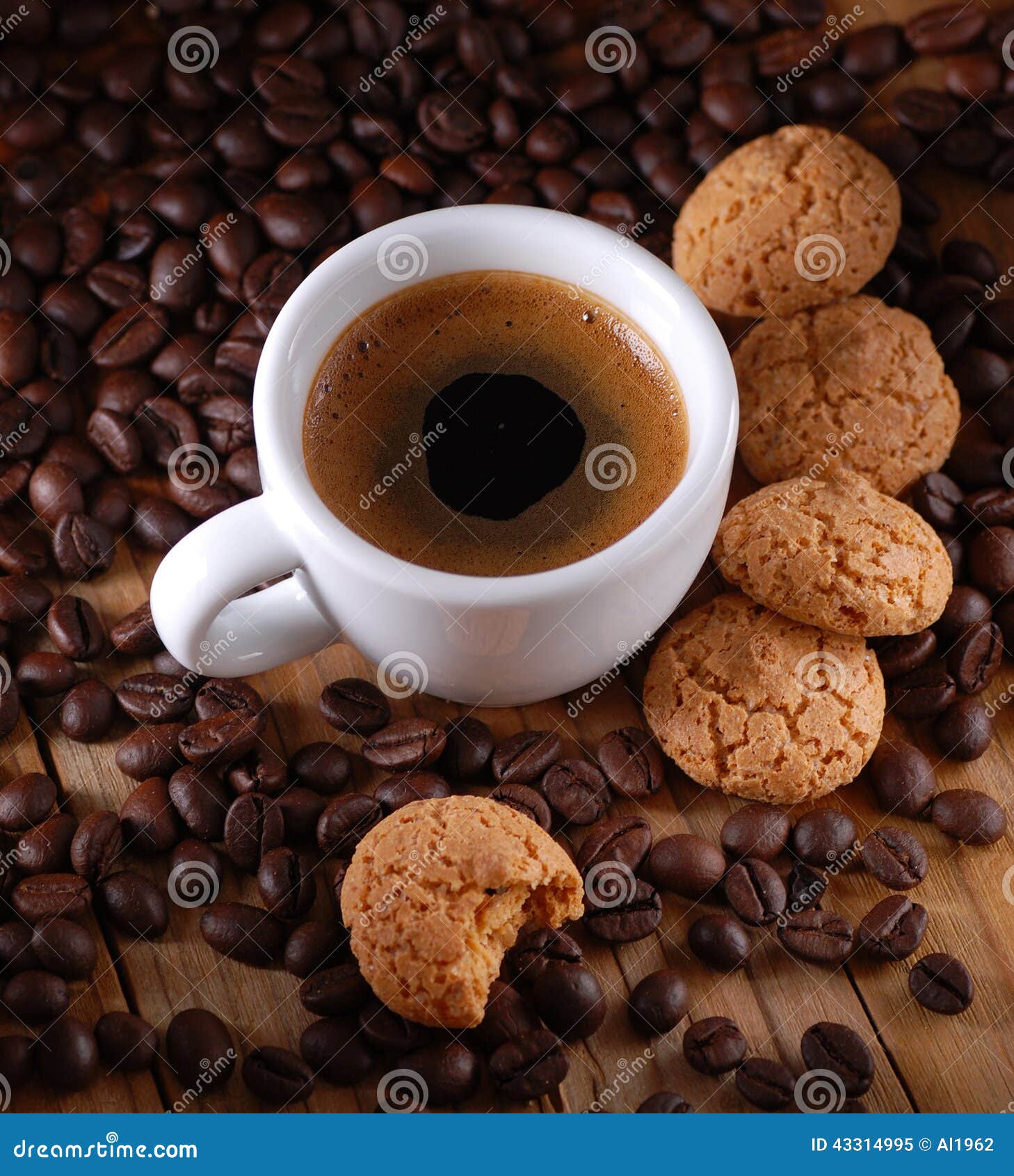 Café Et Amaretti Italiens D'expresso Image stock - Image du cuvette ...
