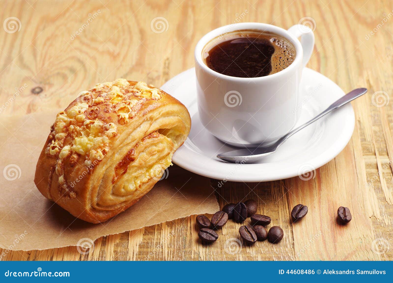 Café y bollo con queso foto de archivo. Imagen de comestible - 44608486