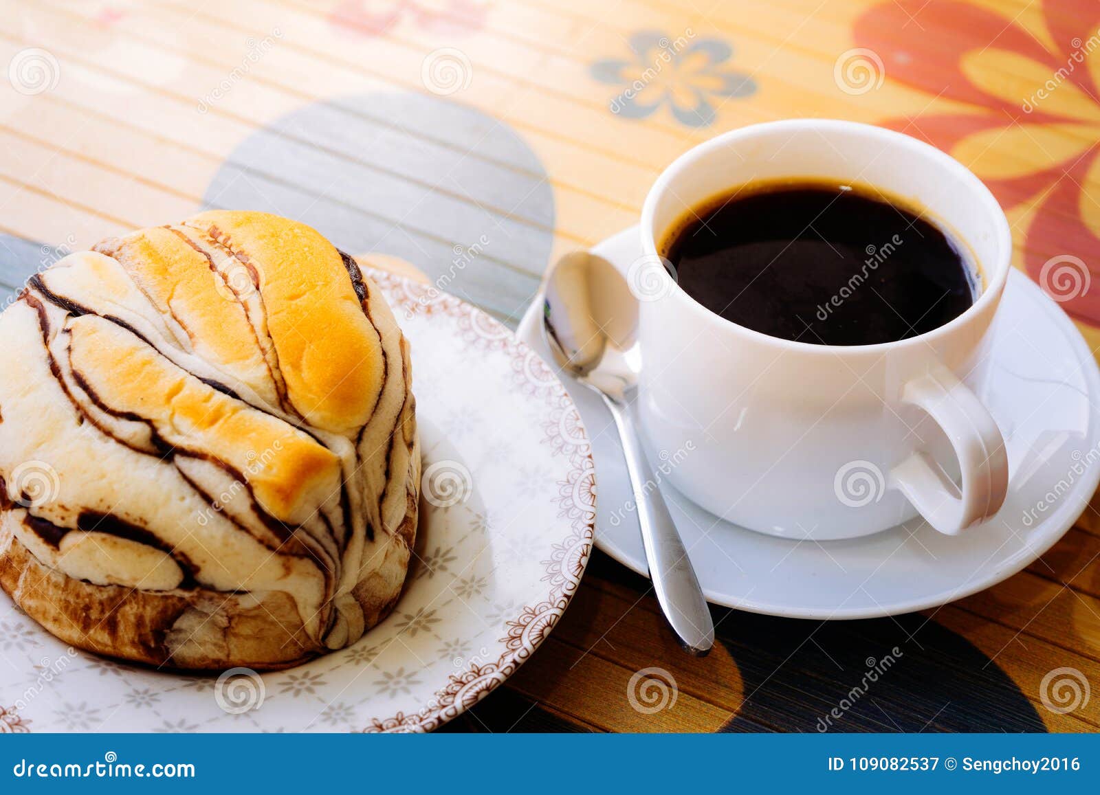 Café y pan imagen de archivo. Imagen de rotura, tapa - 109082537