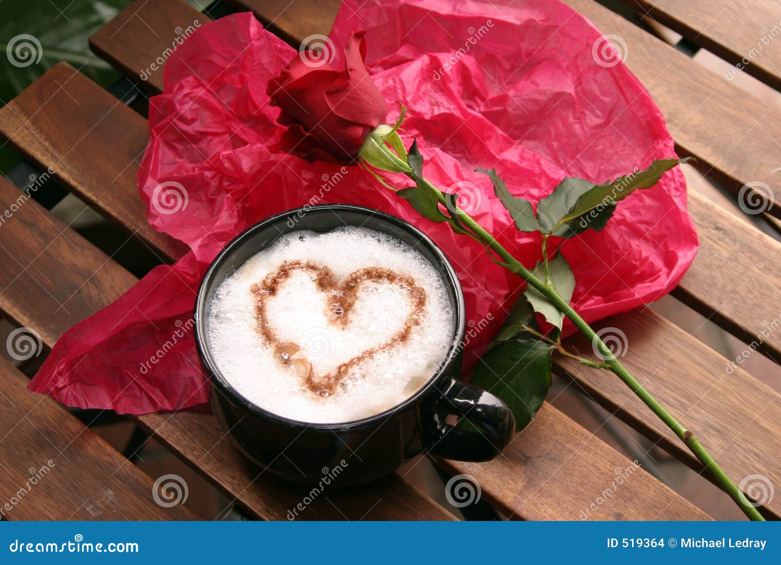 Café y rosas foto de archivo. Imagen de lata, java, liso - 519364