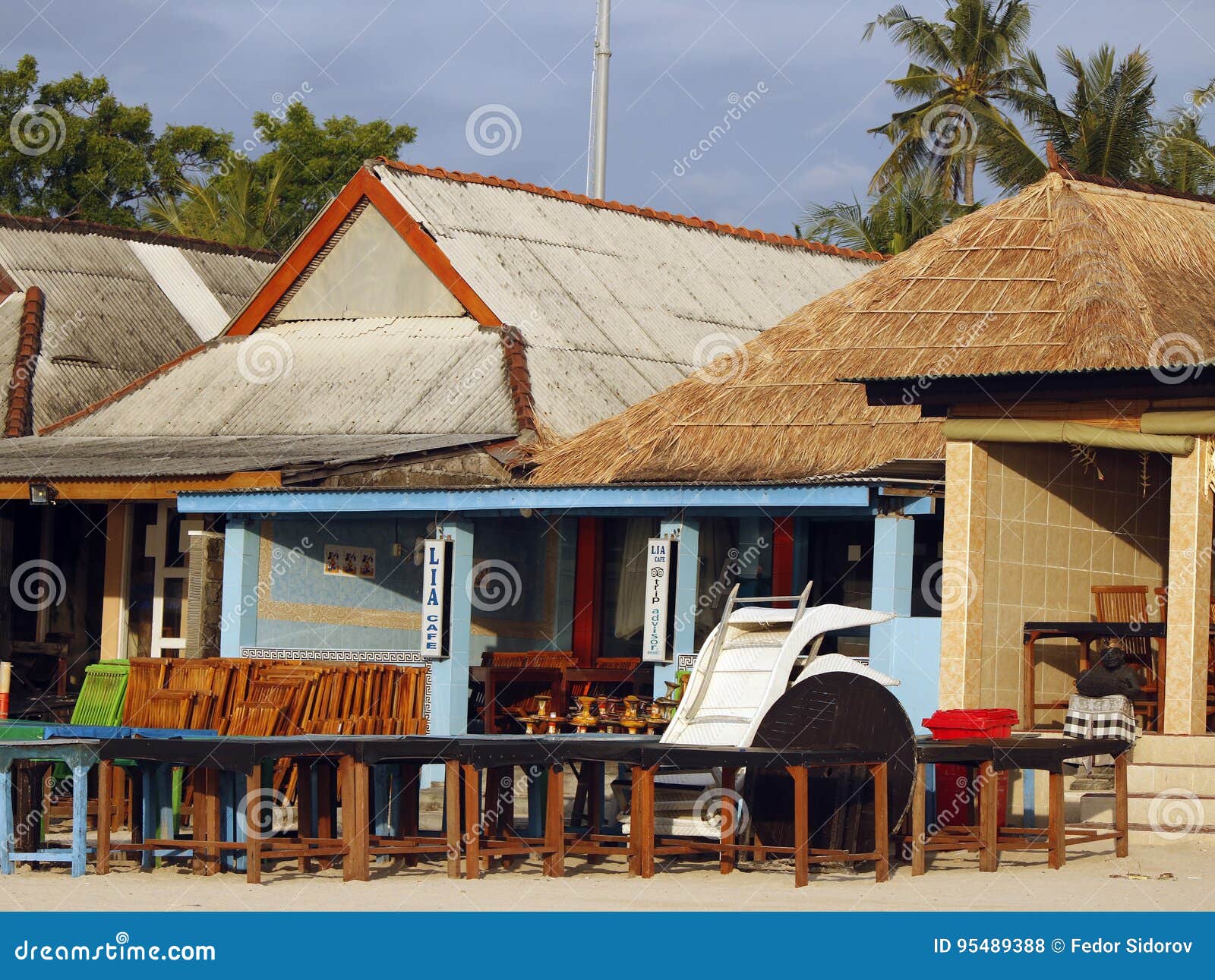 Cafés De Plage Sur Le Coucher Du Soleil Photo stock éditorial - Image ...
