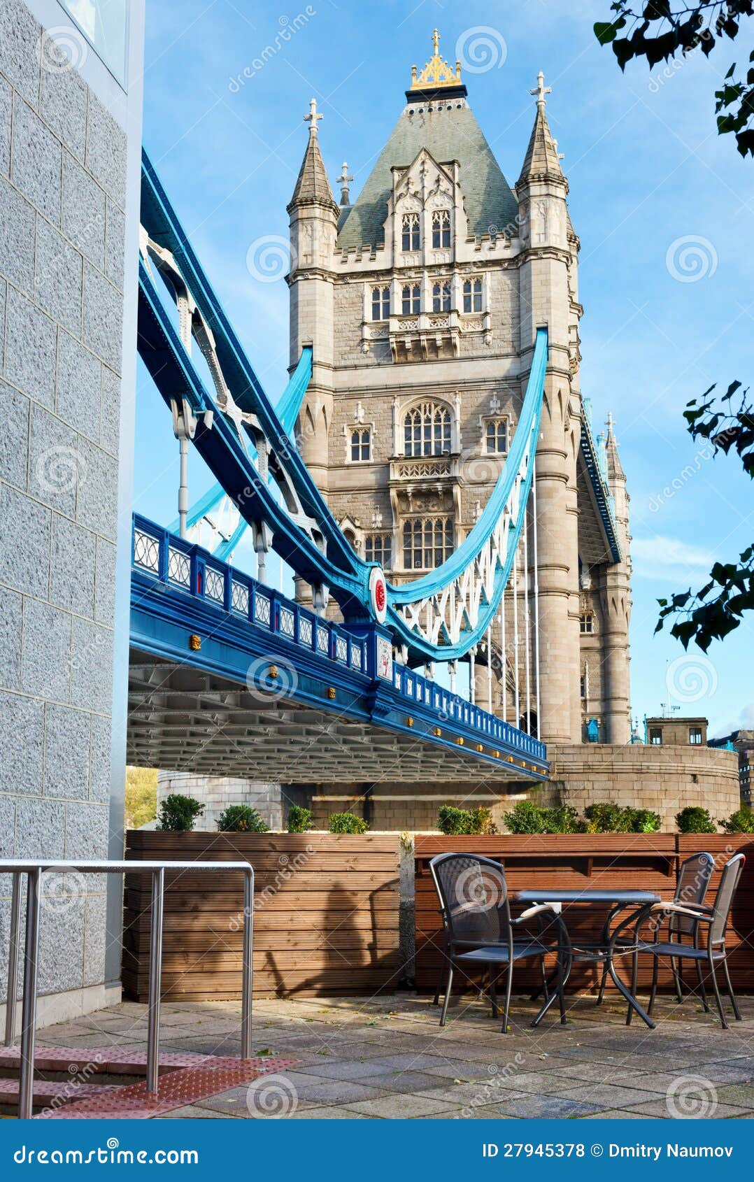 Cafe Next To the Tower Bridge Stock Photo - Image of landmark, cafe ...
