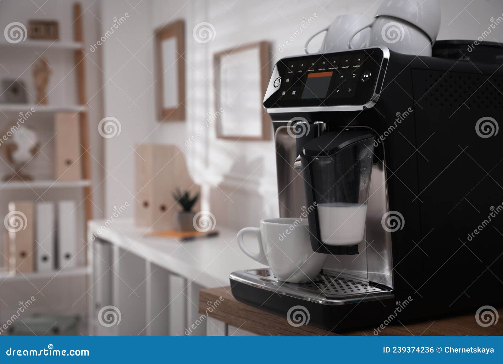 Cafetera Moderna Con Taza En Oficina. Espacio Para Texto Foto de ...