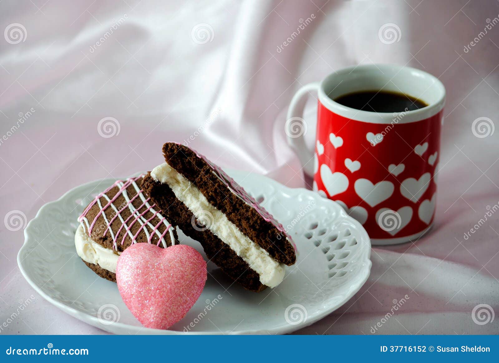 Caffè E Dolci Con Un Cuore Rosa Fotografia Stock - Immagine di dieta ...