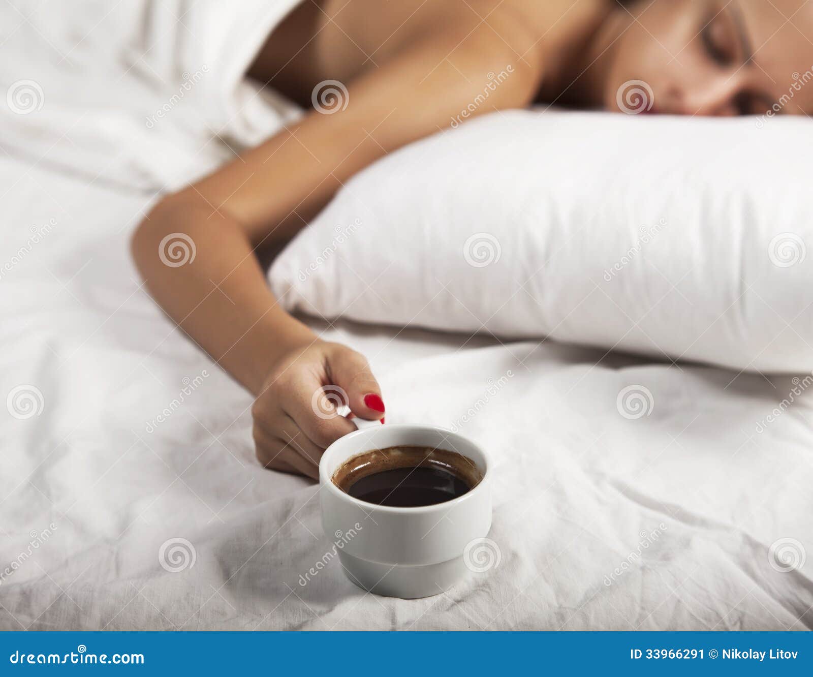 Caffè a letto immagine stock. Immagine di femmina, sorridere - 33966291