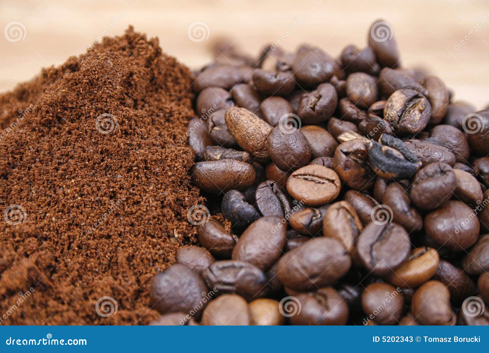 Caffè Macinato Del Chicco Di Caffè E Immagine Stock - Immagine di scuro ...