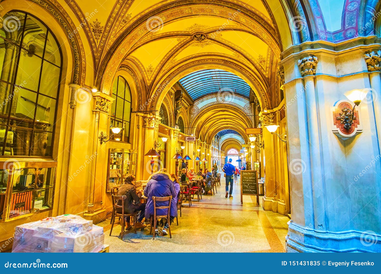 Café Dans Le Vieux Passage à Vienne, Autriche Image éditorial - Image ... Café Dans Le Vieux Passage à Vienne, Autriche Image éditorial - Image ...