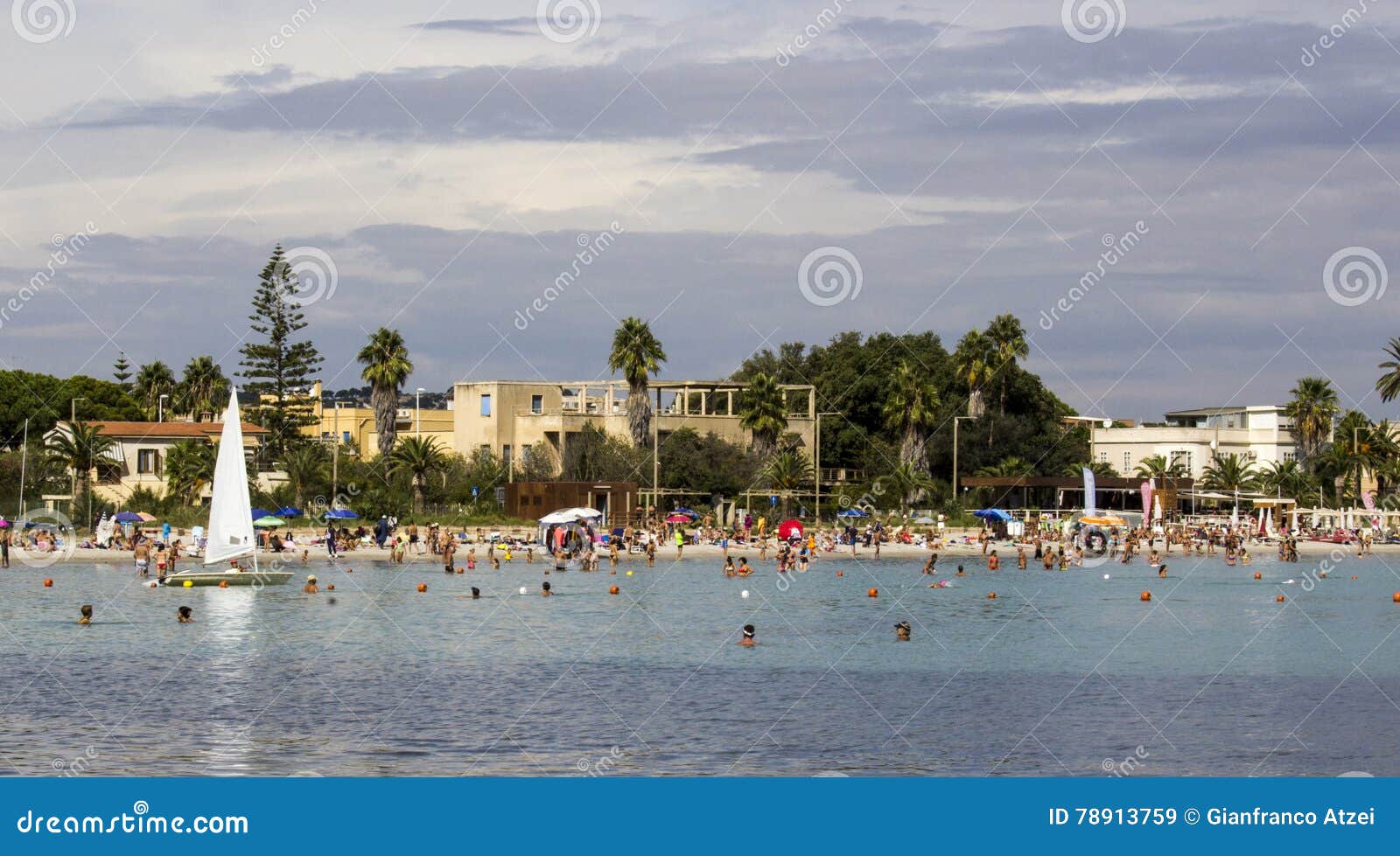 Cagliari: Praia de Poetto imagem de stock. Imagem de praia - 78913759