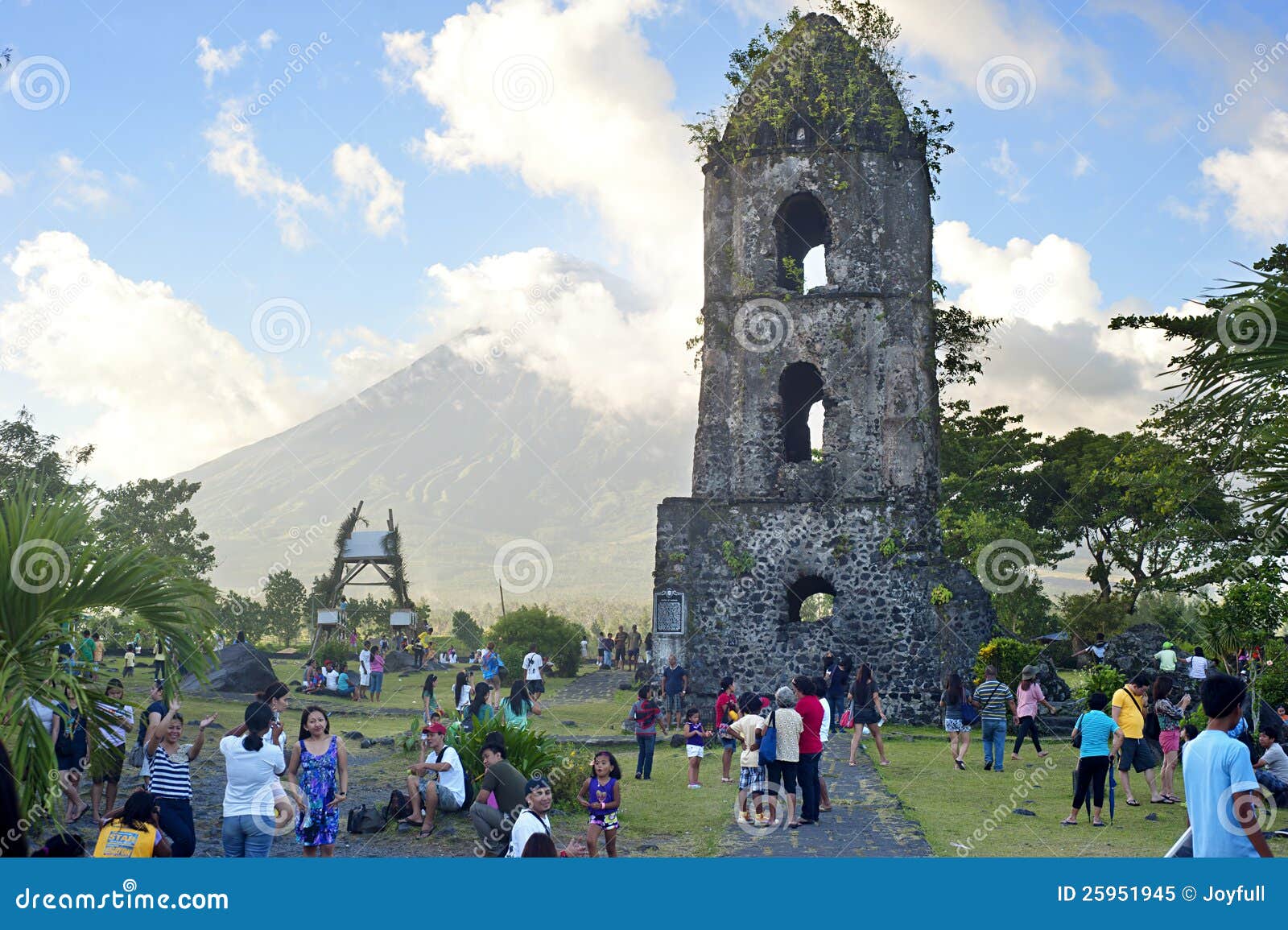 Cagsawa Ruins editorial image. Image of landmark, cloud - 25951945