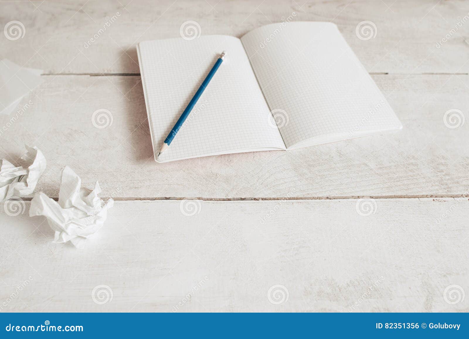 Cahier Vide Avec Le Crayon Sur La Table, L'espace Libre Photo stock ...
