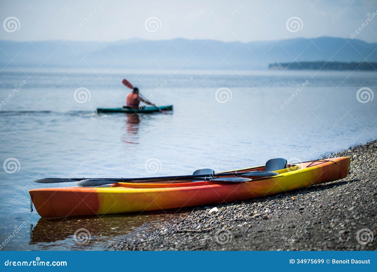 Caiaque Na Costa De Mar Com Os Kayakers No Fundo Imagem de Stock ...
