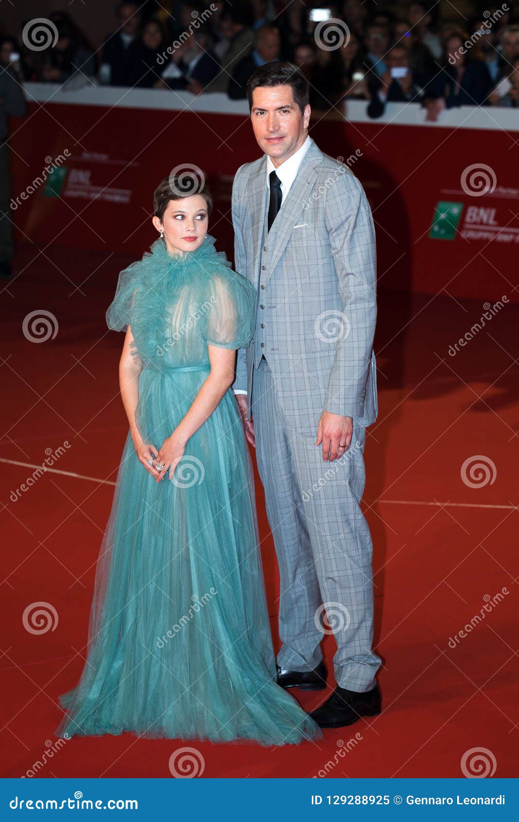 Cailee Spaeny Y Drew Goddard Imagen editorial - Imagen de rojo, molde ...