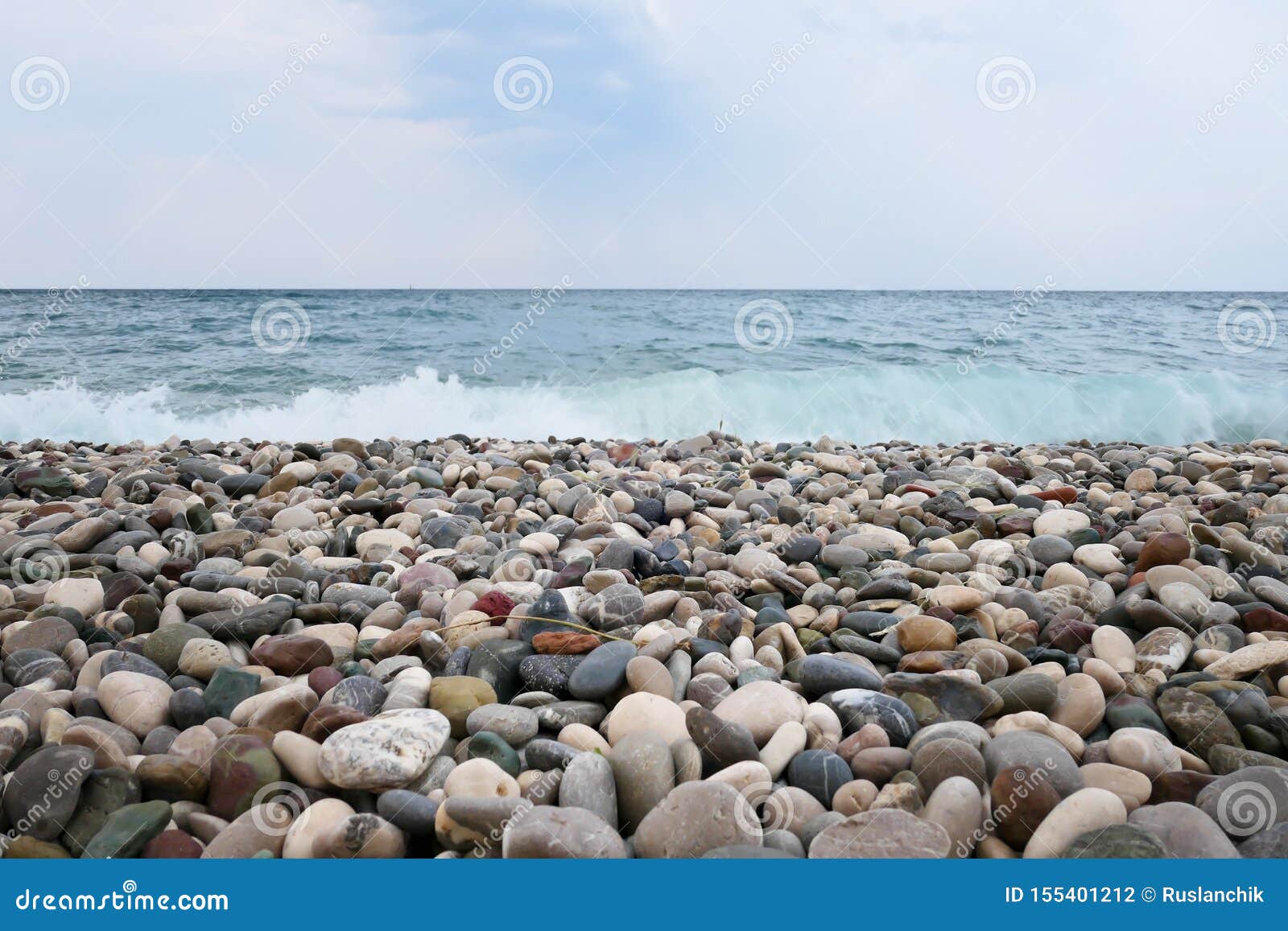 Caillou de plage photo stock. Image du jour, fond, horizon - 155401212