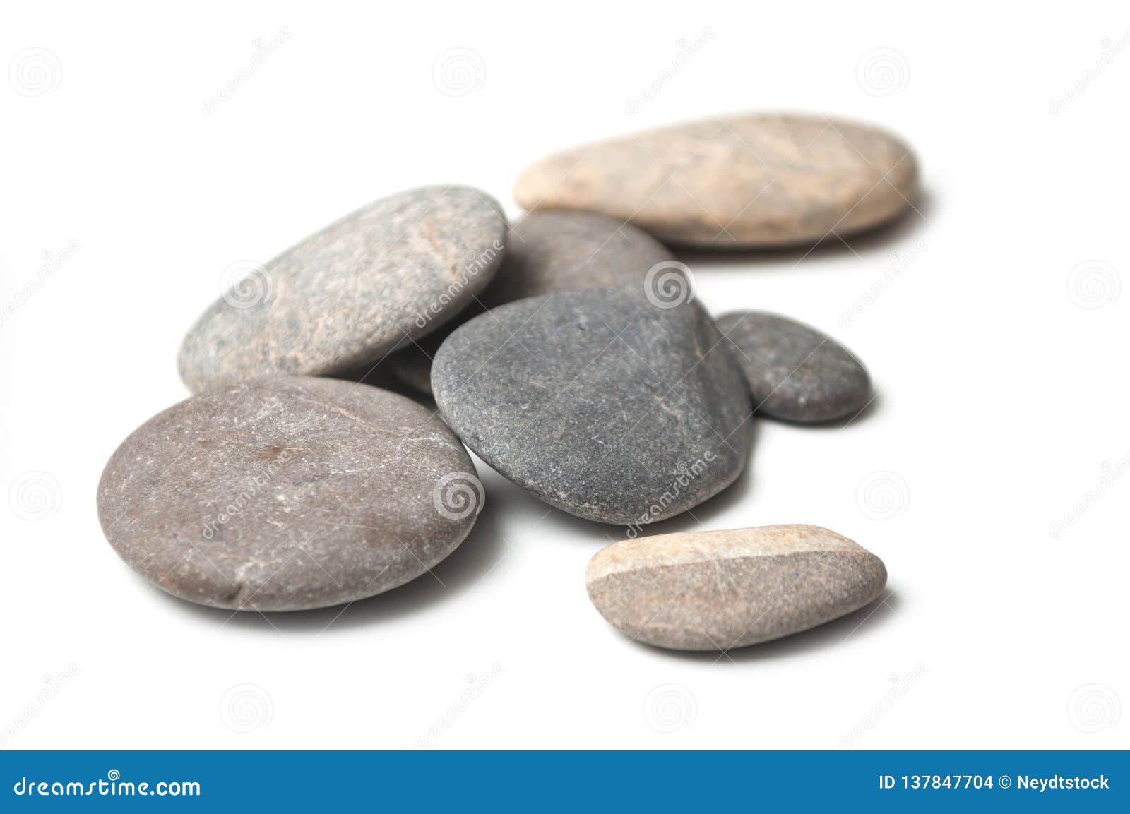 Cailloux sur le fond blanc photo stock. Image du harmonie - 137847704