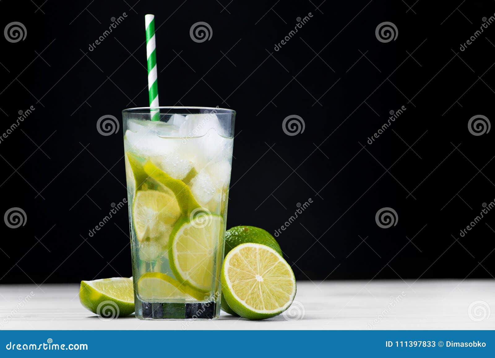 Caipirinha Von Brasilien-Cocktail Mit Fruchtkalk Stockbild - Bild von ... Caipirinha Von Brasilien-Cocktail Mit Fruchtkalk Stockbild - Bild von ...