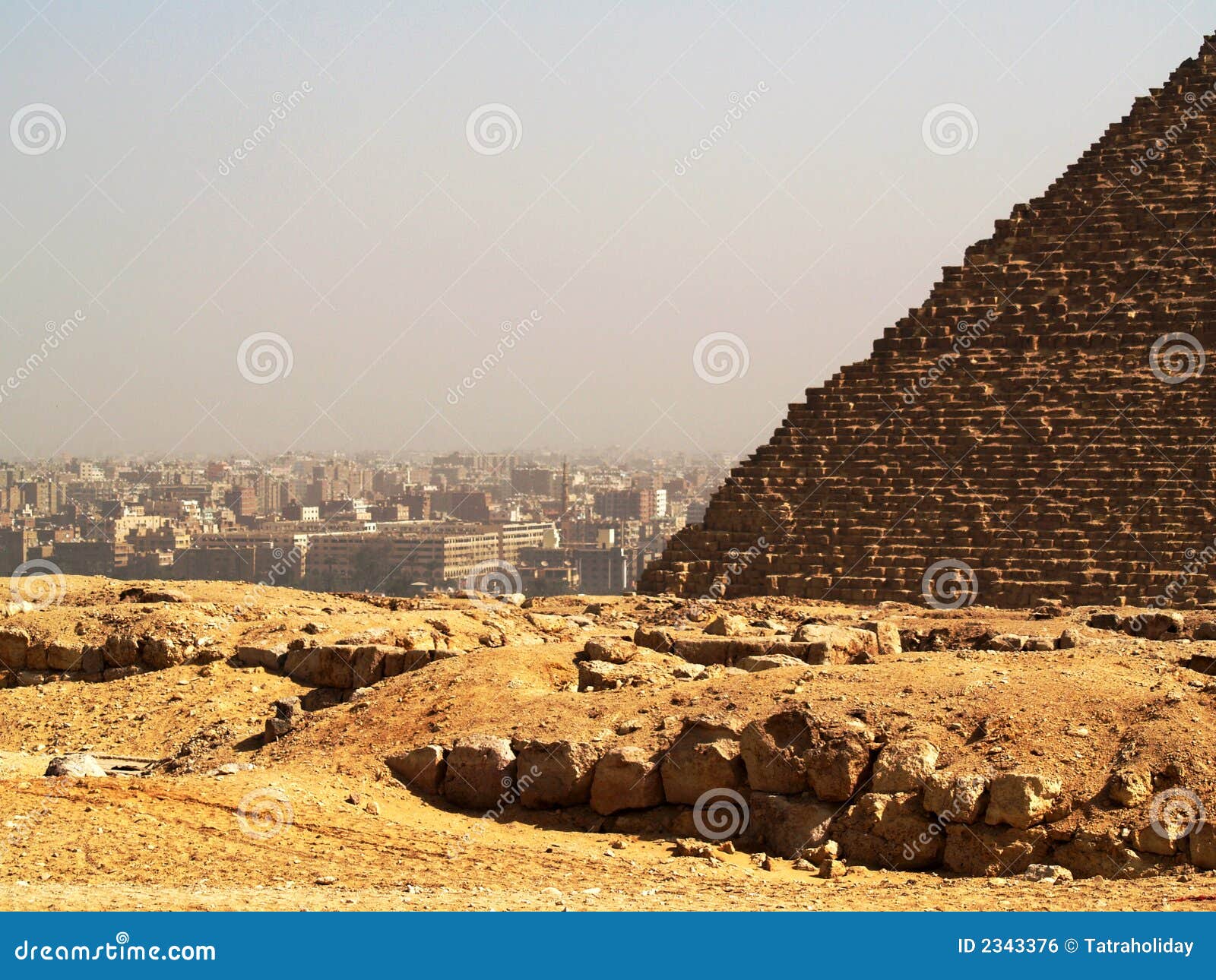Cairo e piramide fotografia stock. Immagine di pietra - 2343376