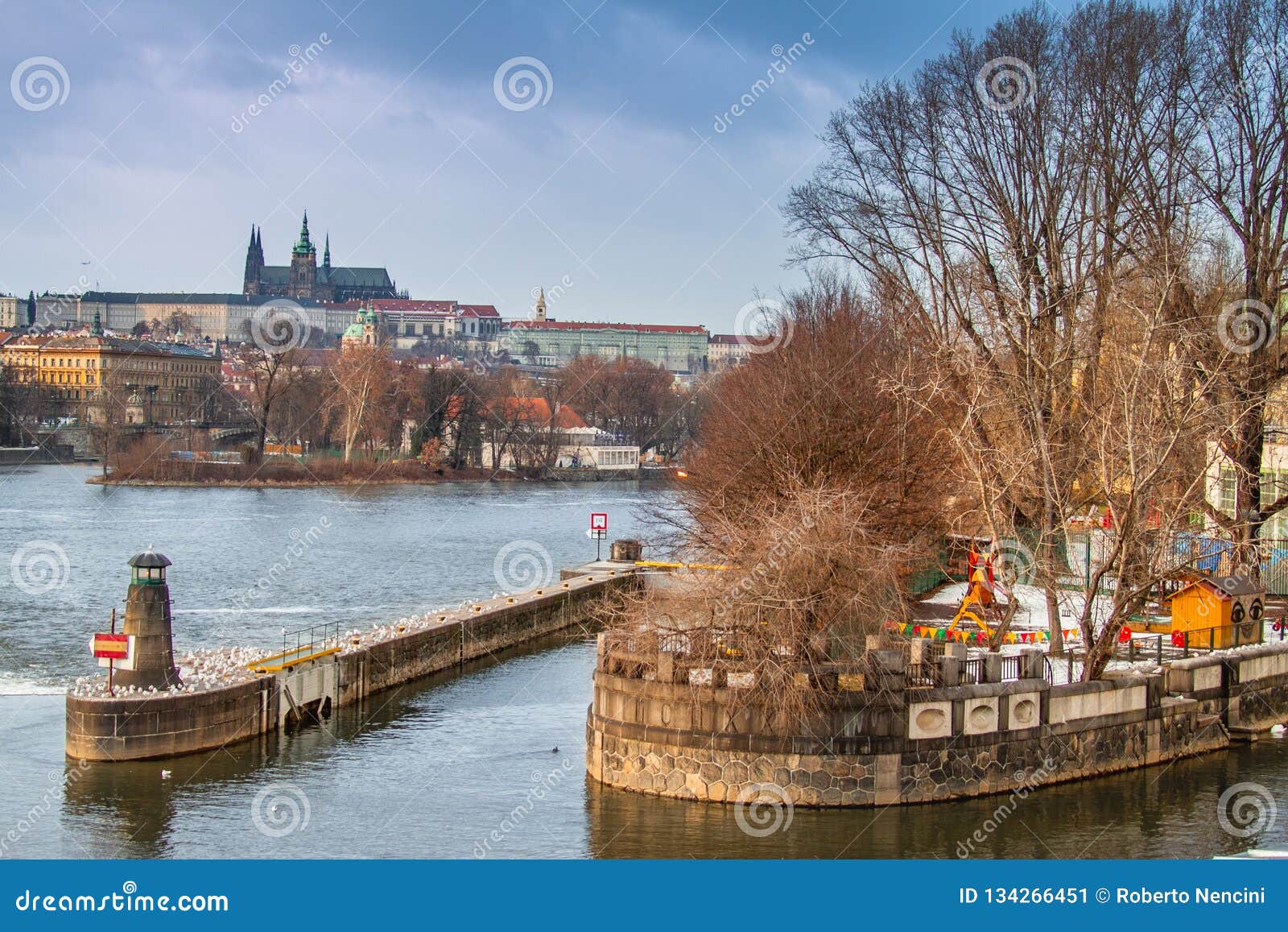 Cais De Praga, Rio De República Checa - De Vltava Em Praga Imagem de ...