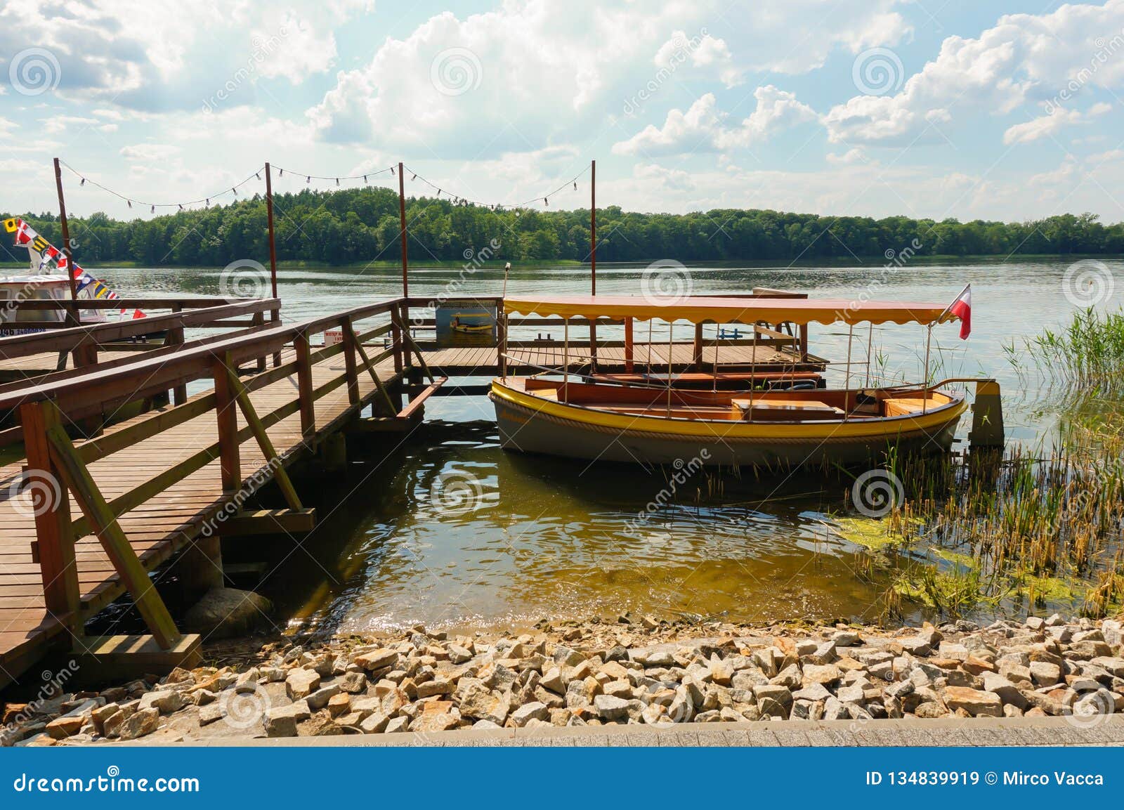 Cais e barco imagem de stock editorial. Imagem de flutuar - 134839919