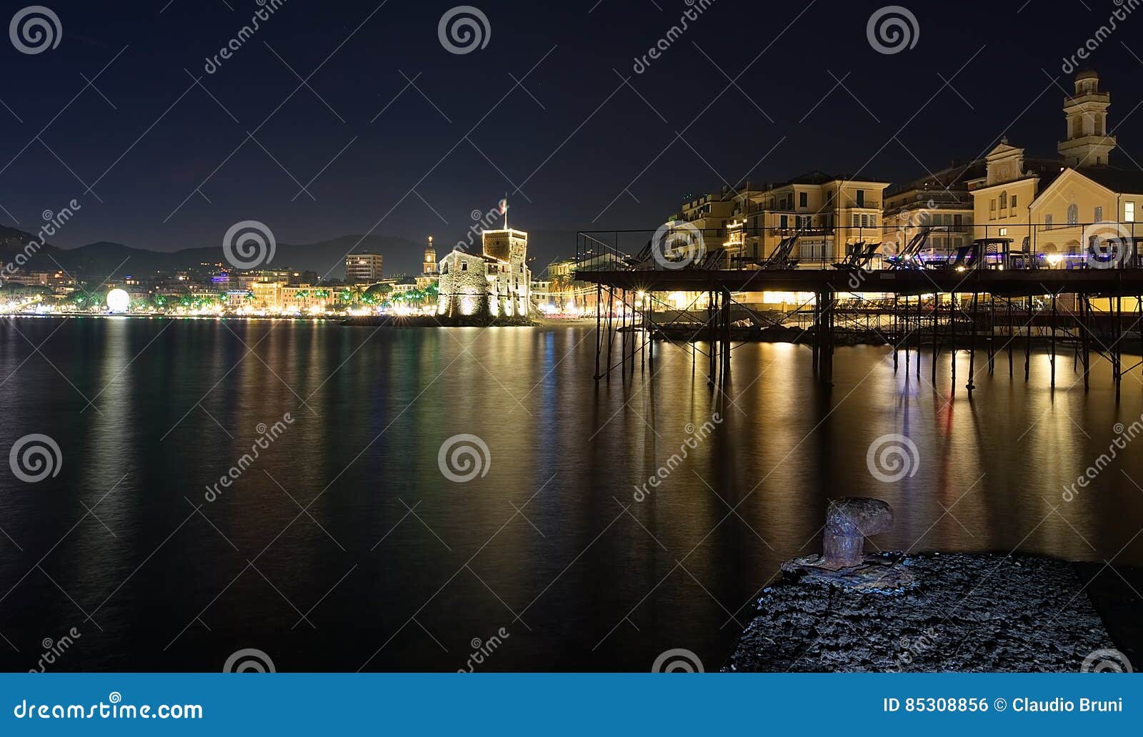 Cais E Castelo Medieval No Mar - Margem De Rapallo Foto de Stock ...
