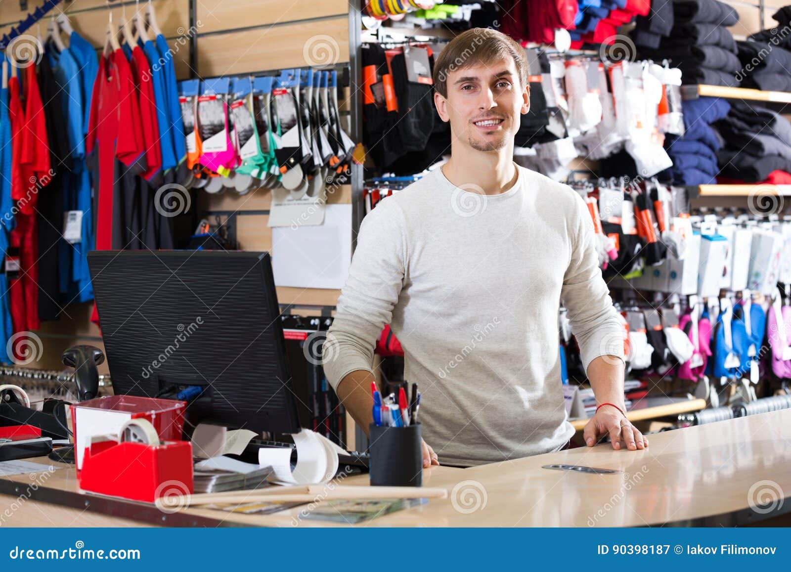 Caissier Dans La Boutique D'habillement Image stock - Image du heureux ...