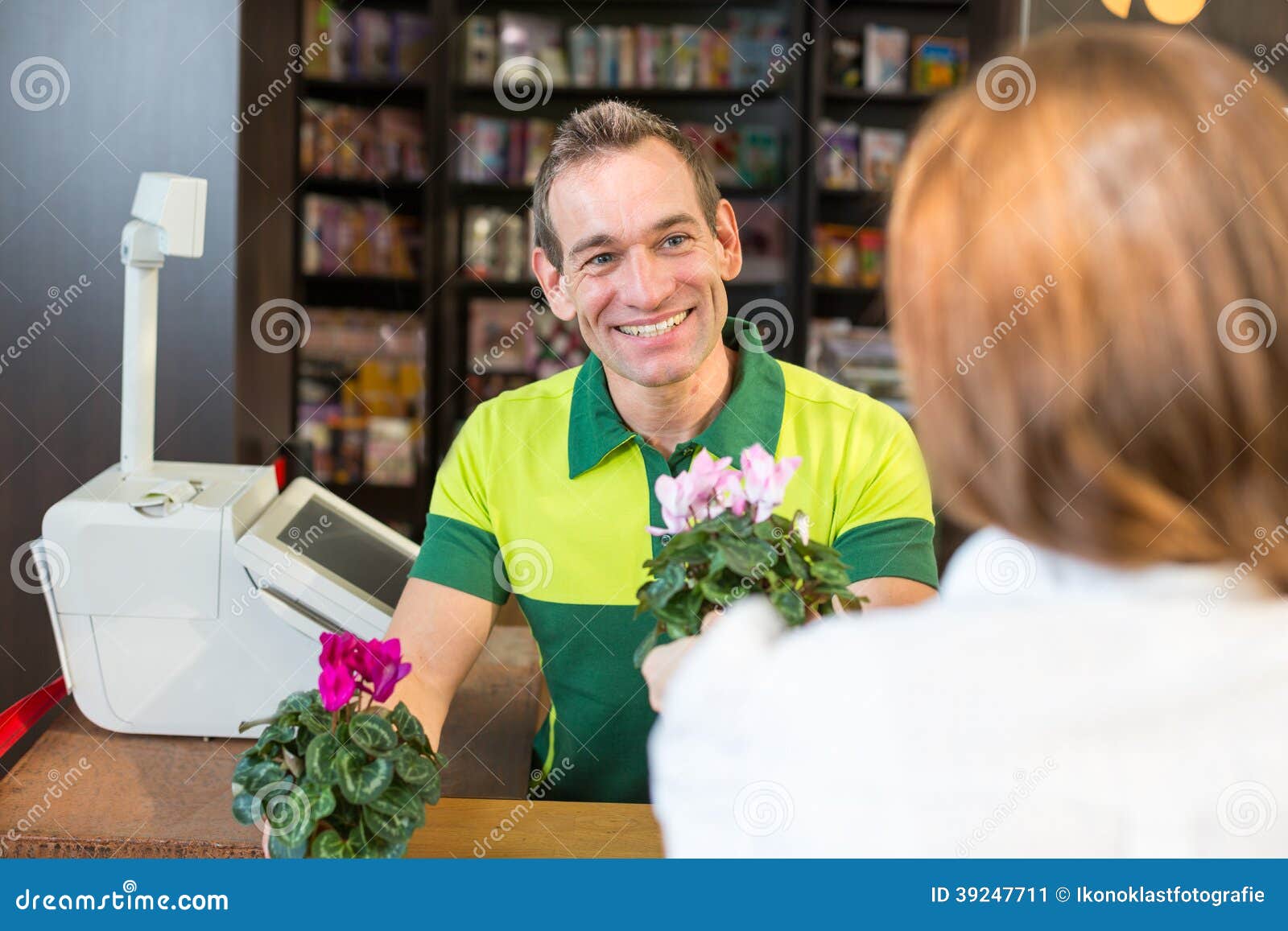 Caissier Dans Le Client De Portion De Fleuriste Image stock - Image du ...