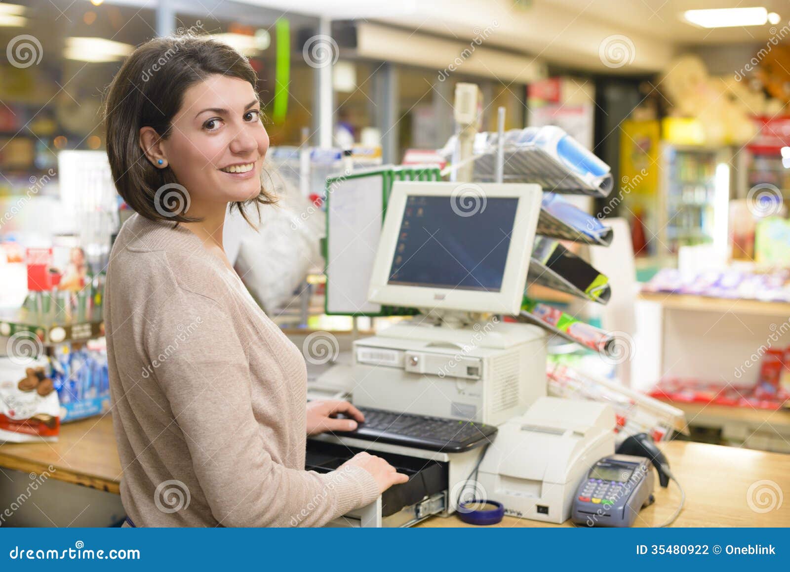 Caissier heureux photo stock. Image du mode, acheteur - 35480922